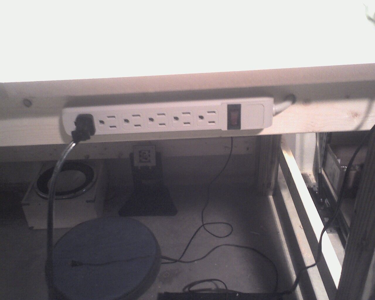 Front Mounted Power Strip for Your Workbench : 6 Steps - Instructables