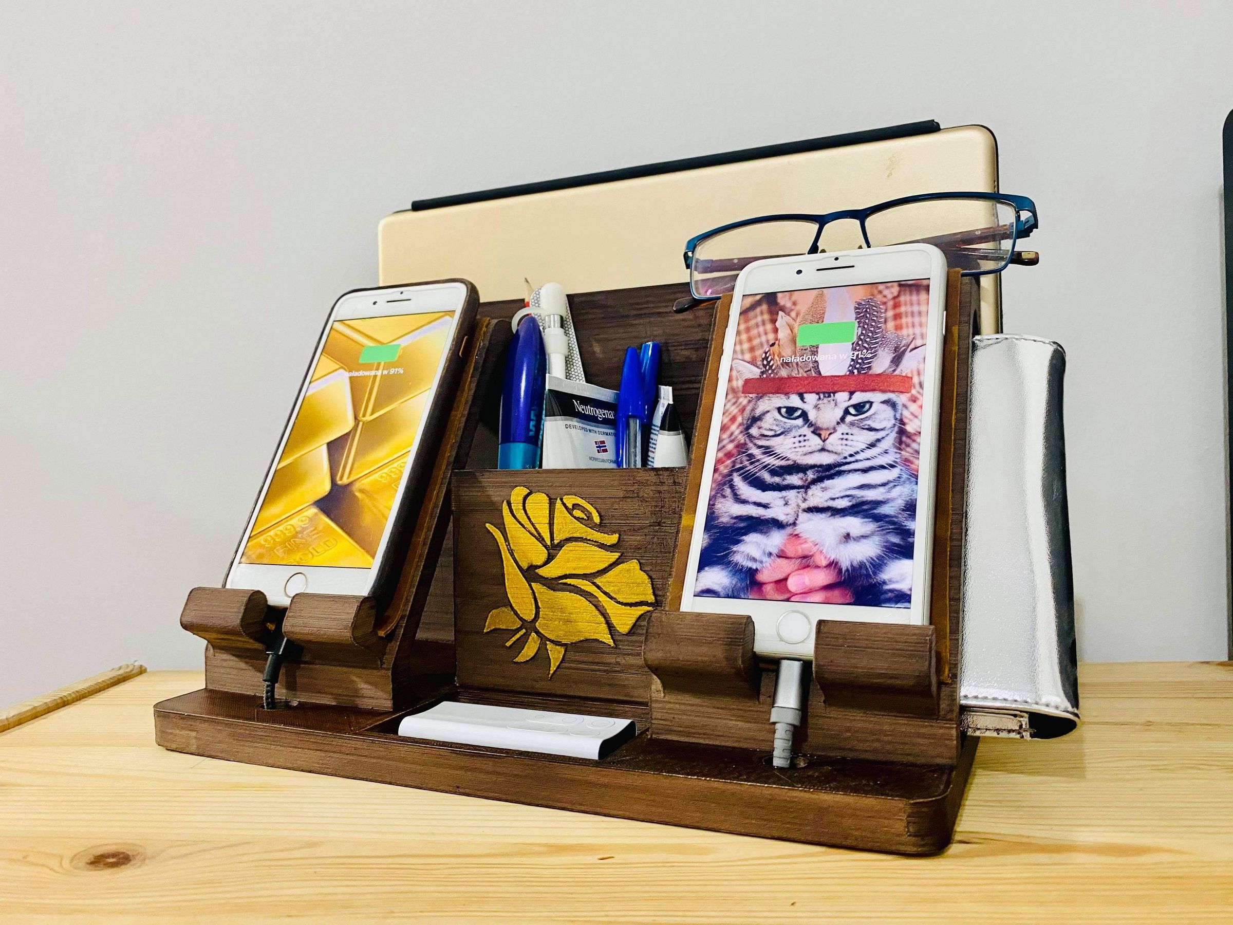 Wooden Phones Docking Station / Desk Organiser (3D Printed) : 8 Steps ...