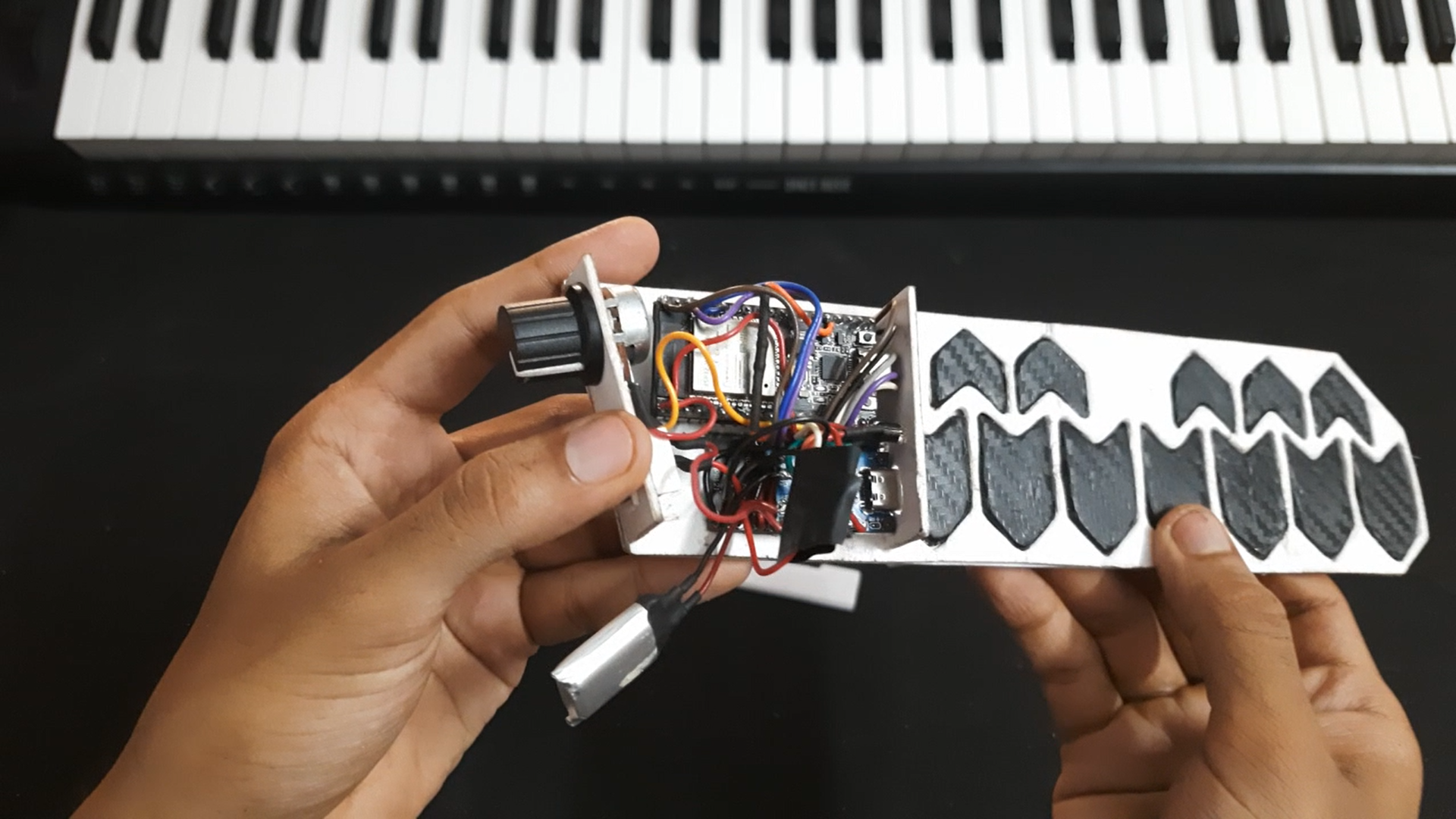 DIY MIDI Bookmark / Piano / Keyboard Using ESP32 and MPR-121 Capacitive Touch Sensor : 7 Steps ...