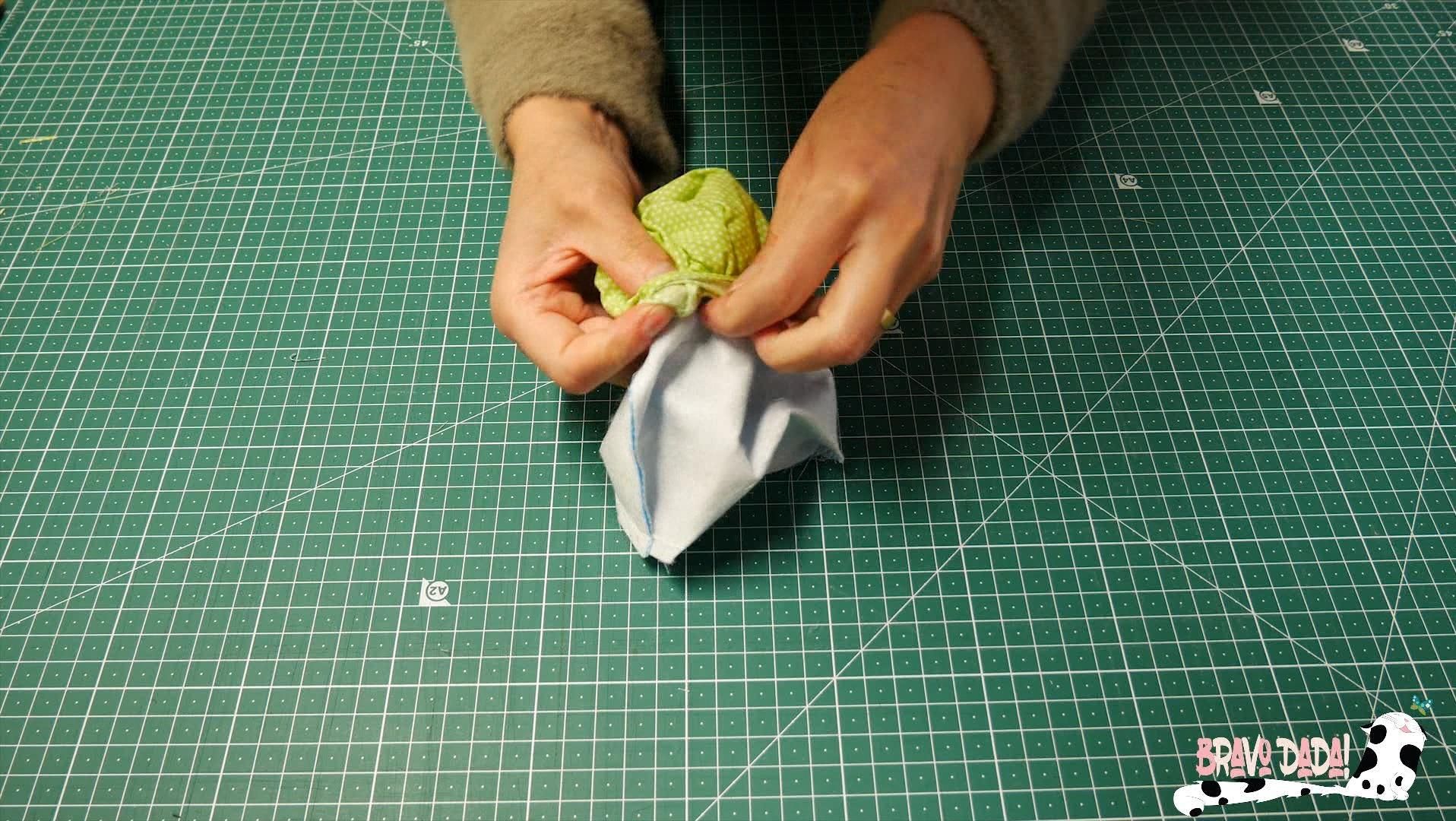DIY How to Make a Quilted Sewing Machine Mat With Pockets and Thread ...