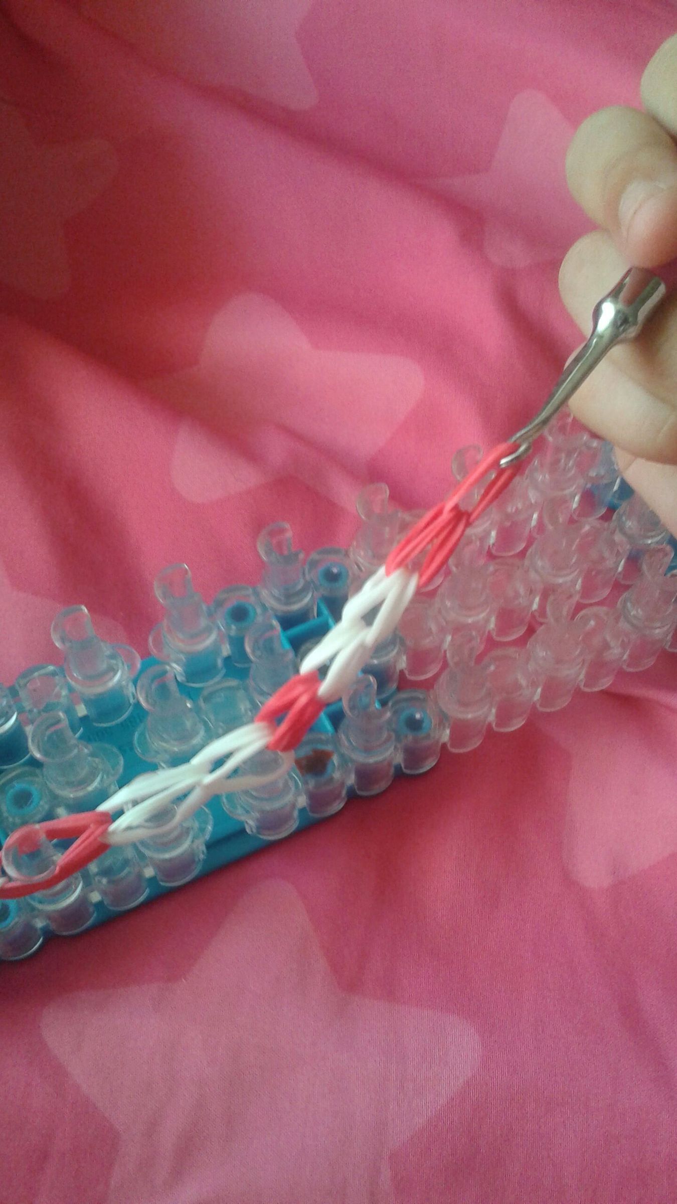 Rainbow Loom Candy Cane Charm ♡ : 5 Steps - Instructables