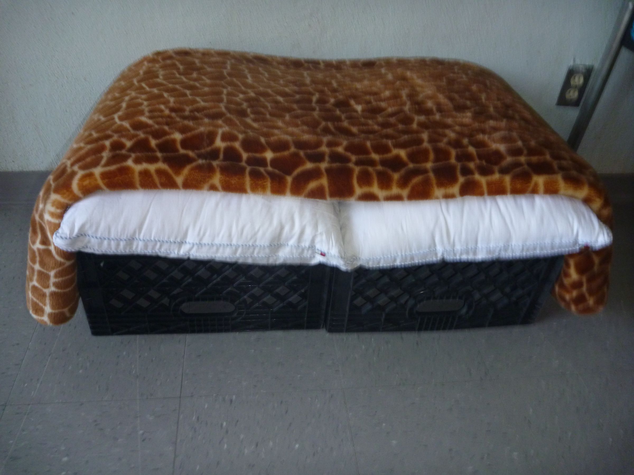 Modular Milk Crate Couch : 4 Steps (with Pictures) - Instructables