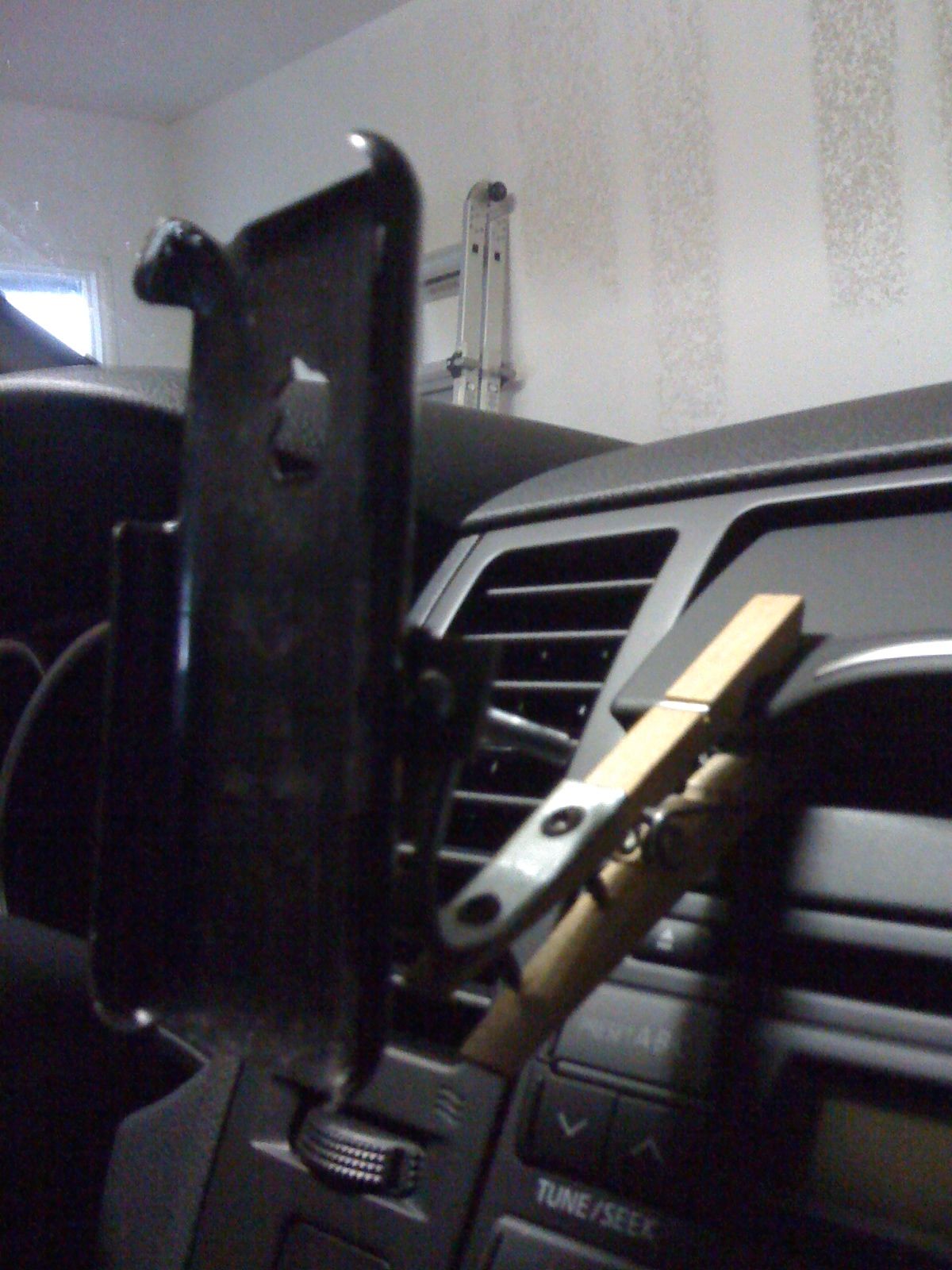 Iphone Stand Car Dock : 4 Steps - Instructables
