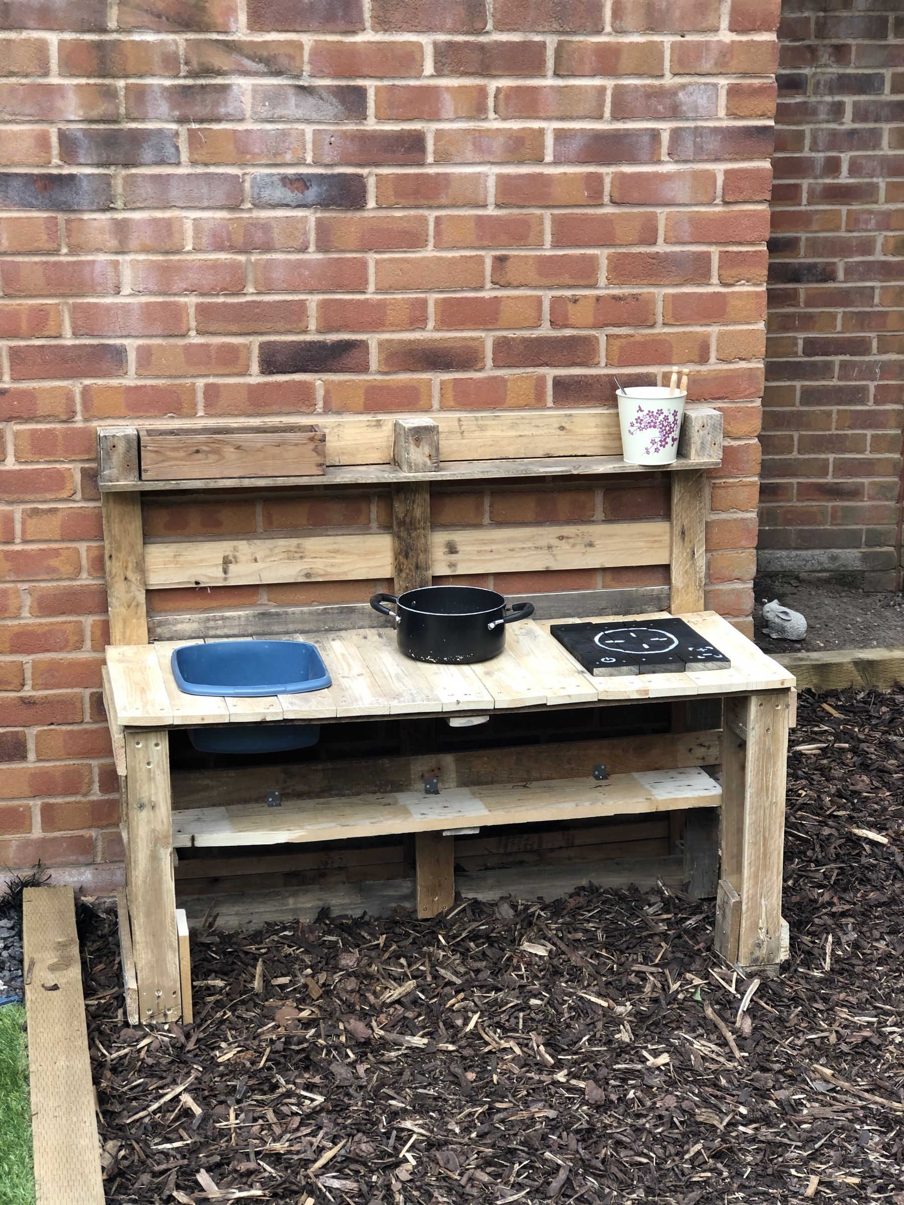 Mud Kitchen : 16 Steps - Instructables