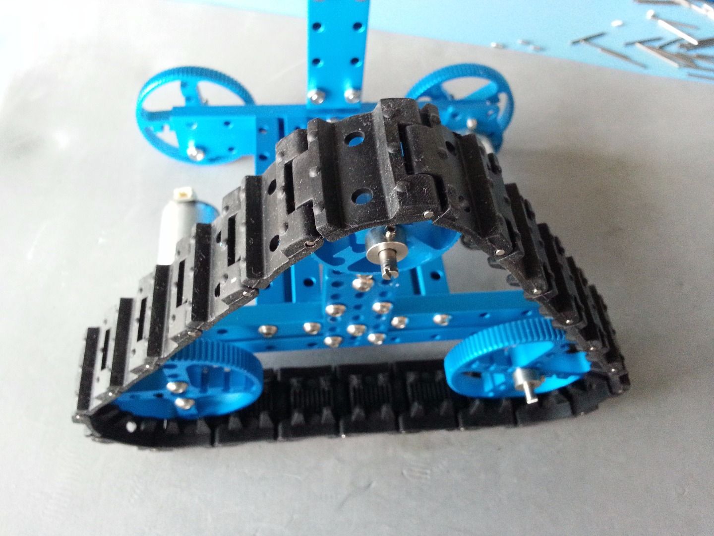 How to Build a Triangular Tank With Makeblock : 11 Steps (with Pictures) - Instructables