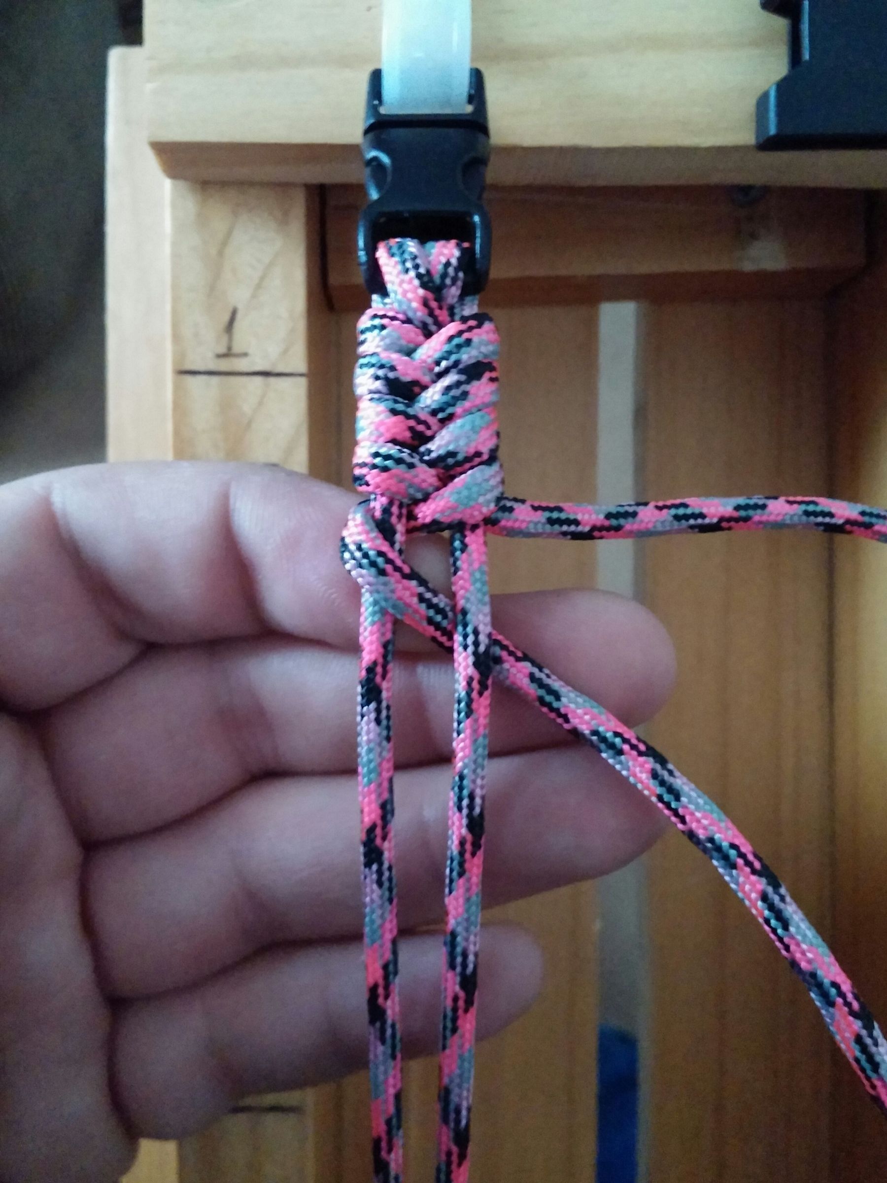 Fish Tail Paracord Bracelet : 10 Steps - Instructables