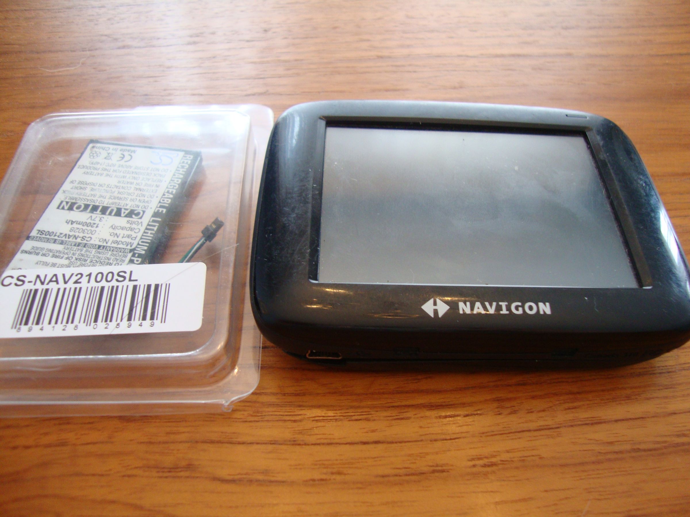 Navigon 2100 GPS Navigator Disassembly for Battery Replacement : 6 ...