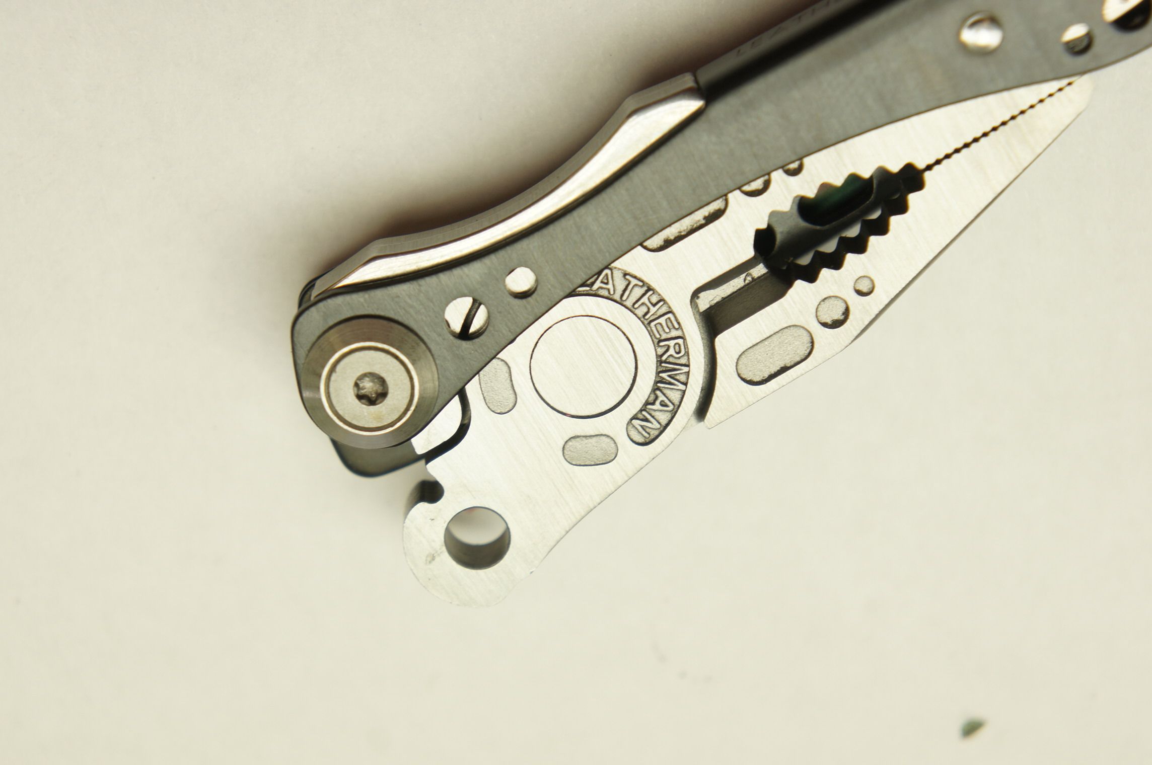 How to Take Apart and Reassemble a Leatherman Skeletool Multi-tool : 9 ...