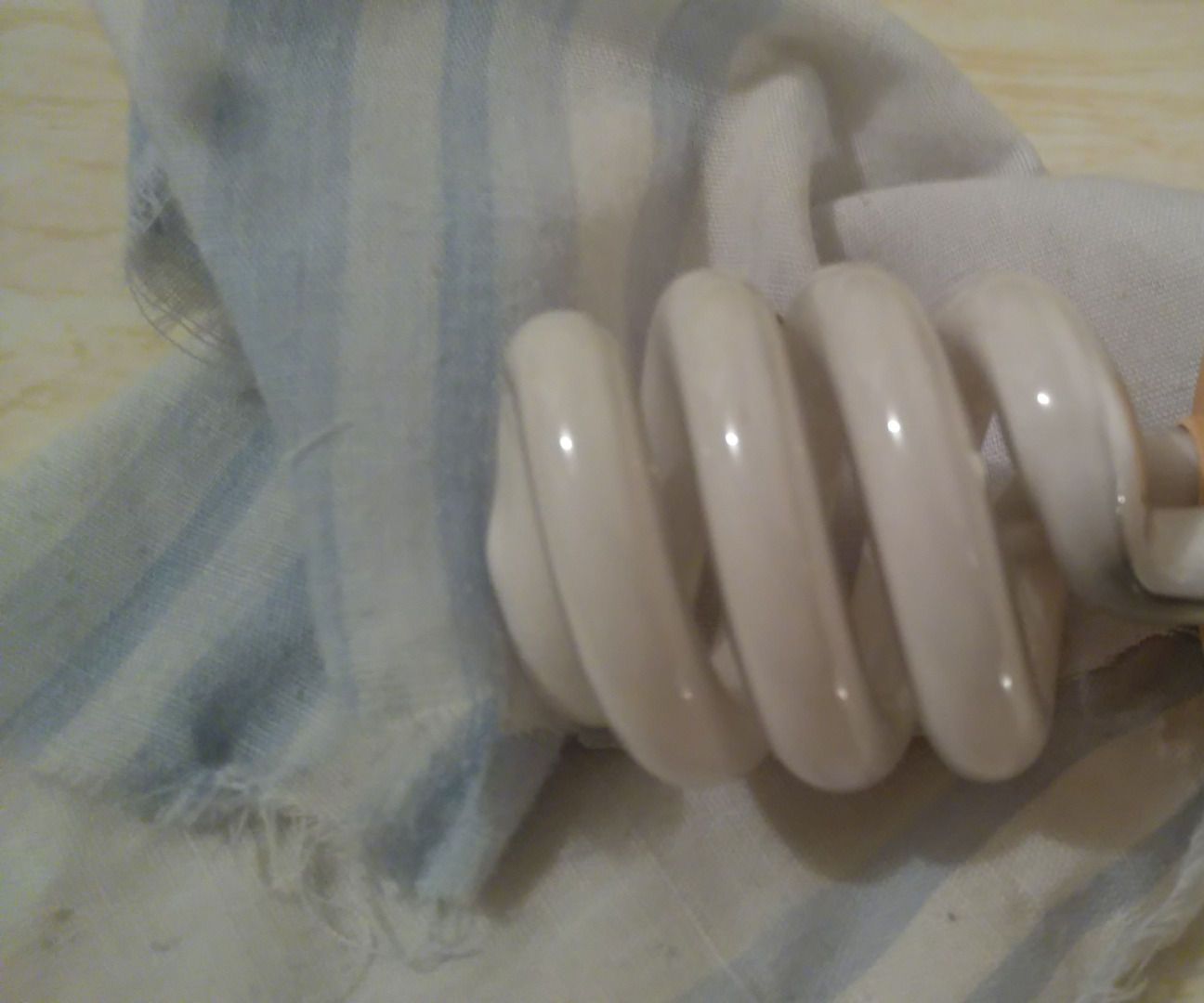 Salvaging Parts From Burnt Out Mini-fluorescent Lamps : 4 Steps (with ...