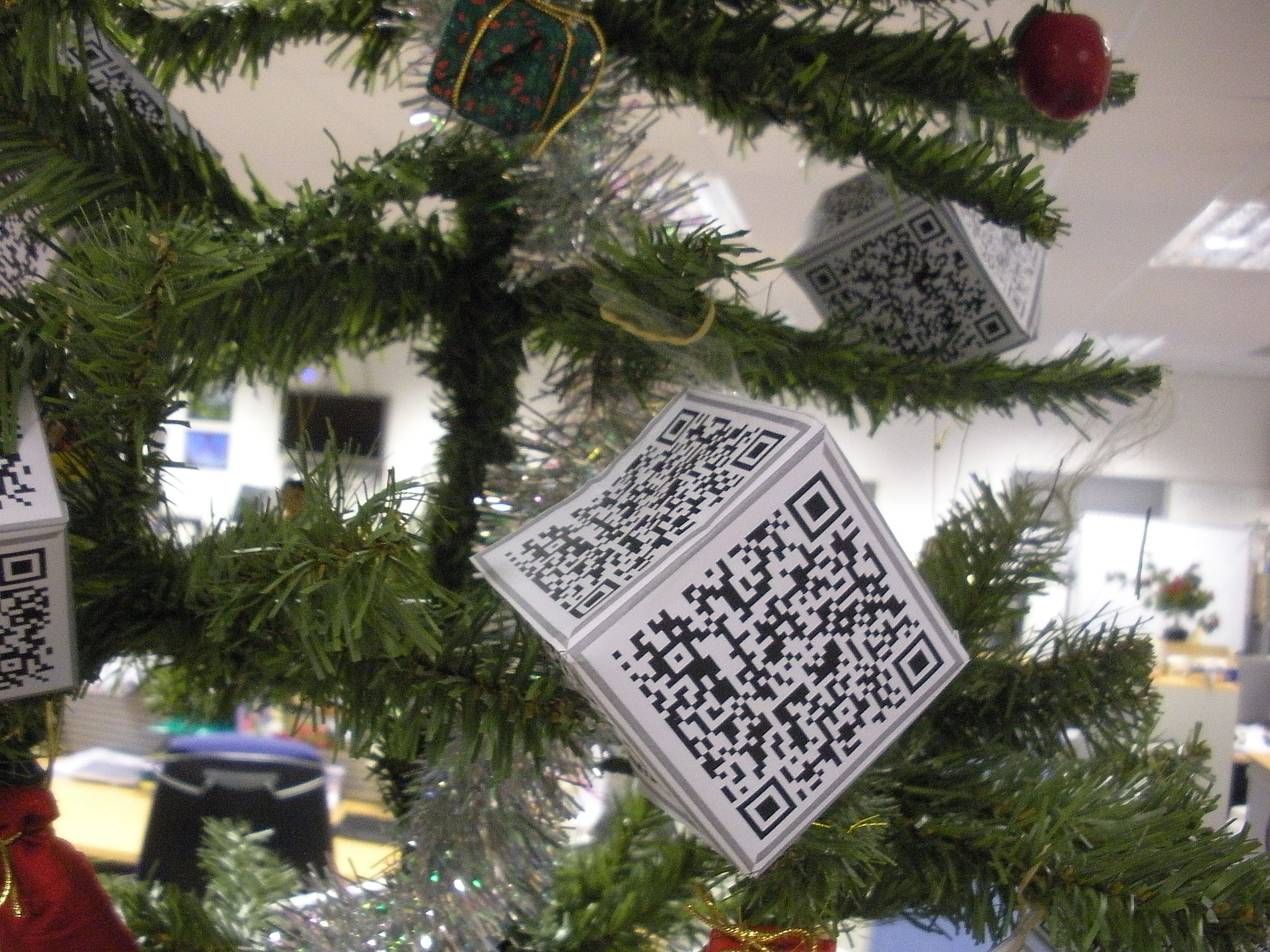 Ueber-Geek Christmas Tree With QR Code Decorations : 5 Steps (with ...