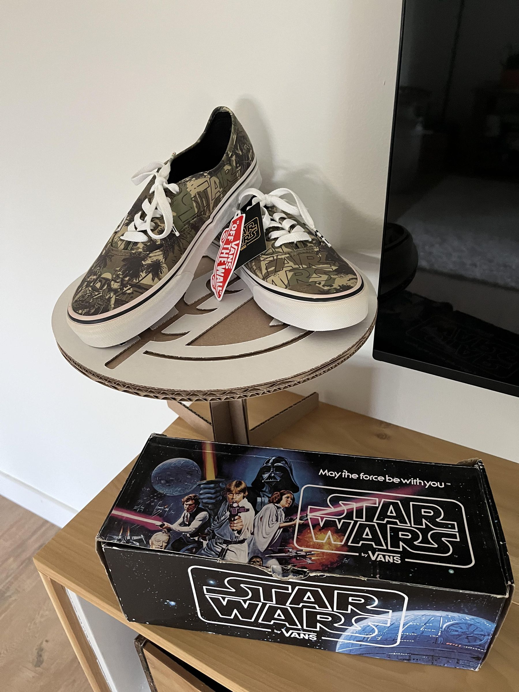 Boba Fett Vans Display Stand : 4 Steps - Instructables