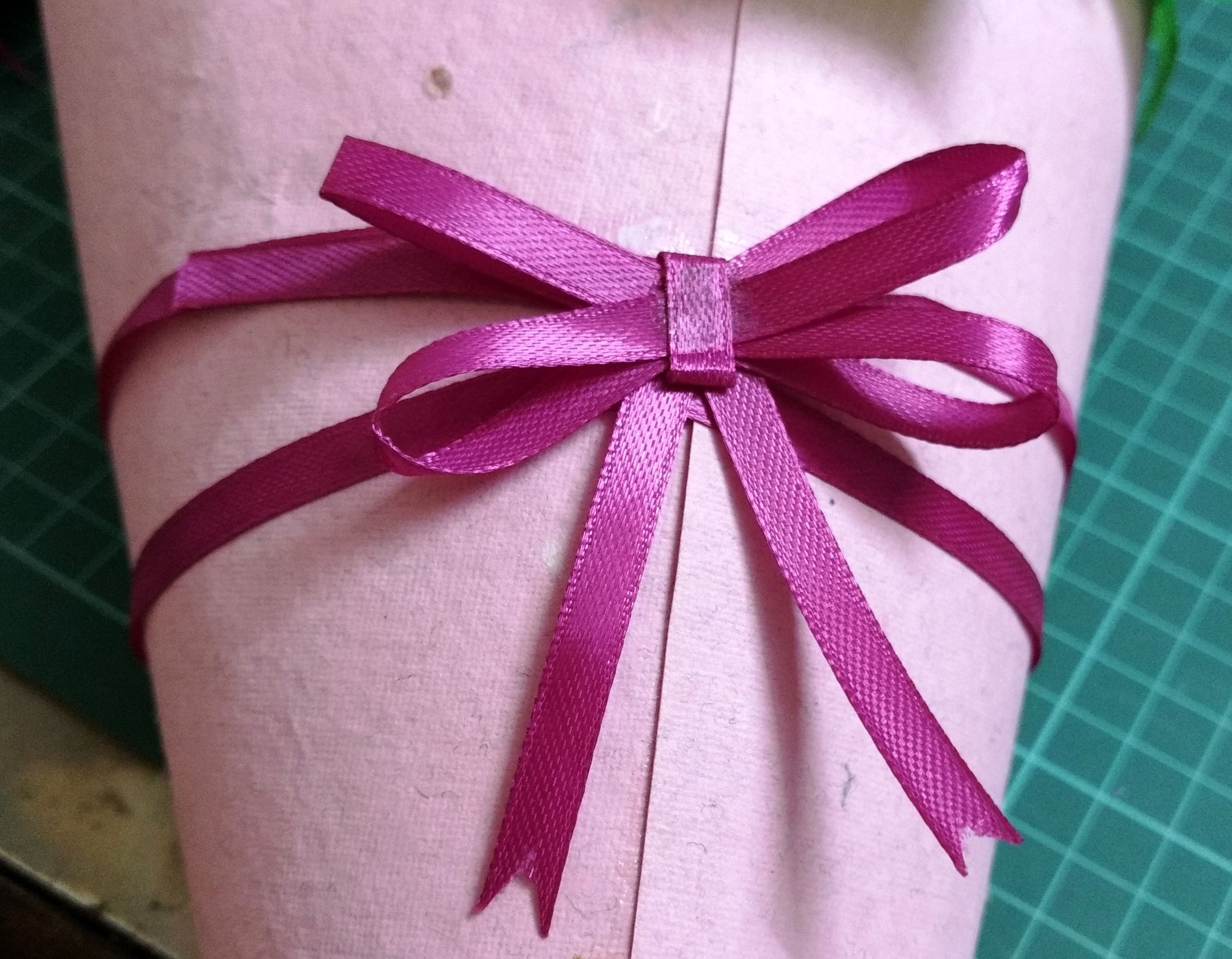 Easy Ribbon Bow (2 Mins! No Sew!) : 9 Steps (with Pictures) - Instructables