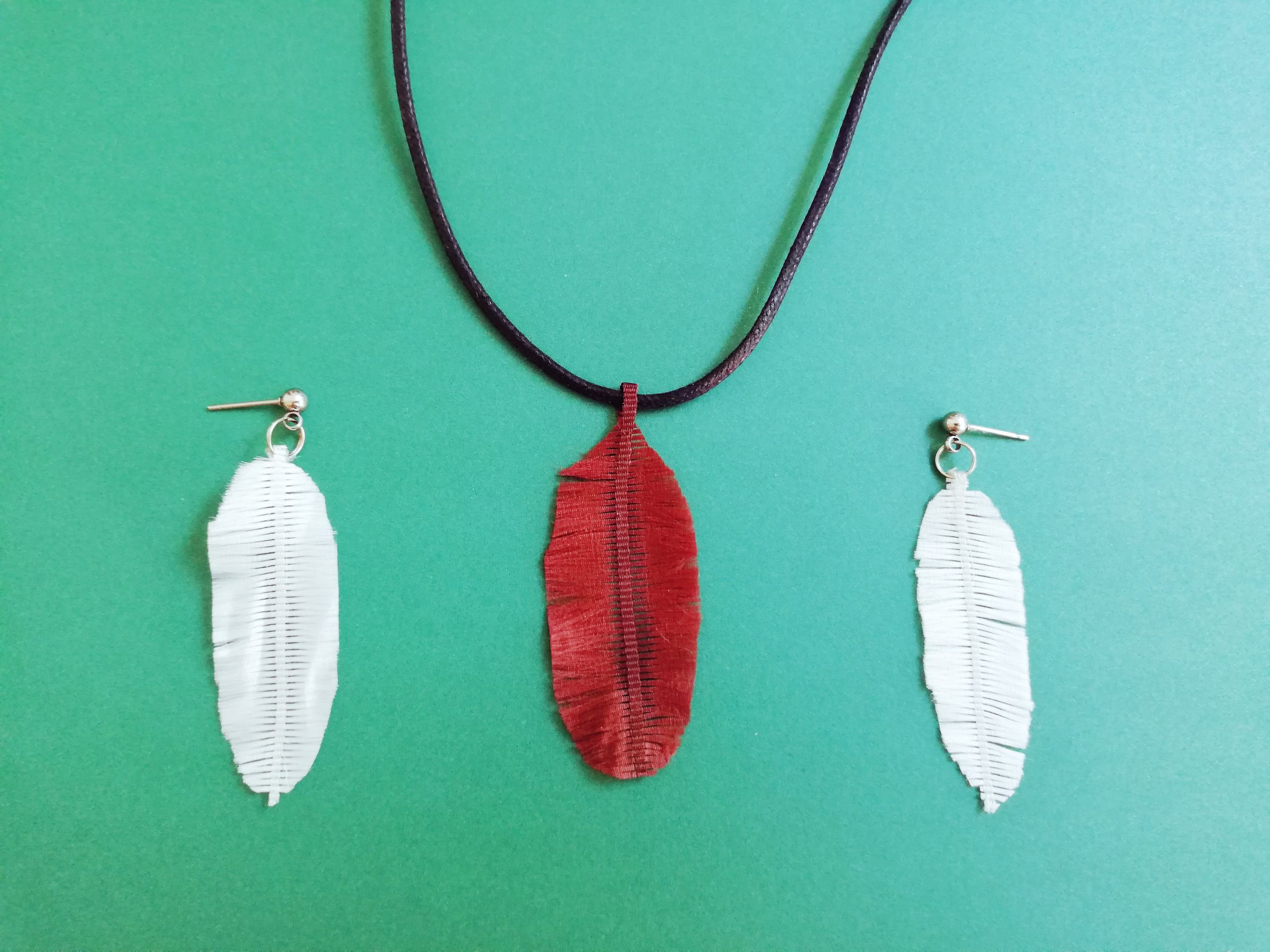 Easy 5 Minute Ribbon Feathers : 4 Steps (with Pictures) - Instructables