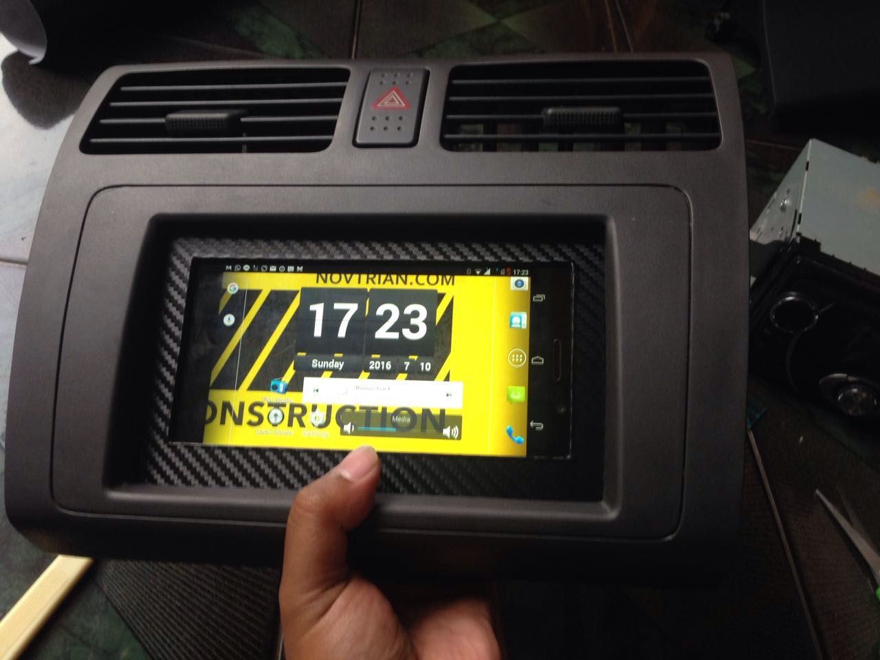 Android Kitkat Tablet/Phone Built in Car's Dashboard : 6 Steps ...