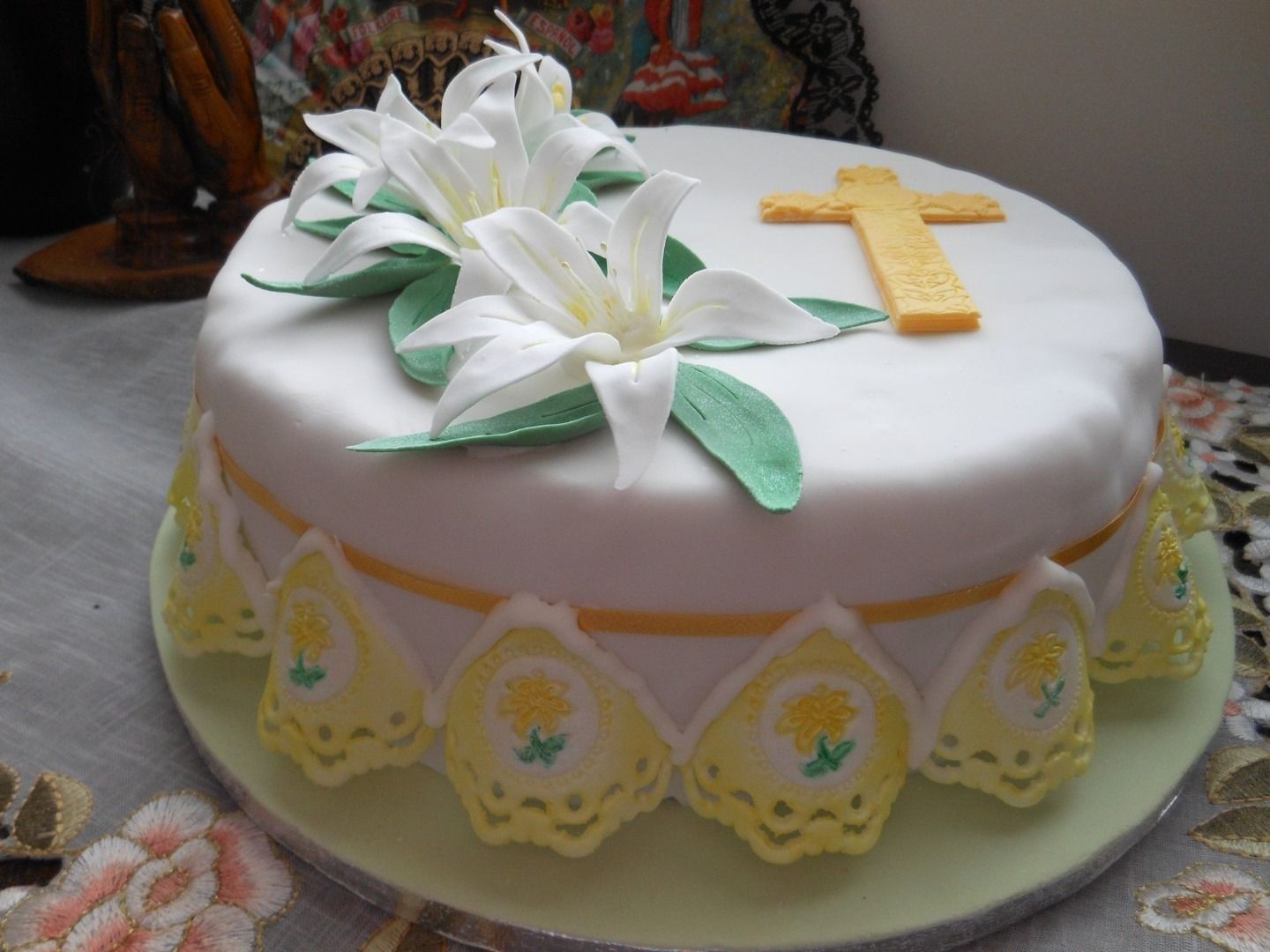 Sugar Paste Decorated Cake : 3 Steps - Instructables