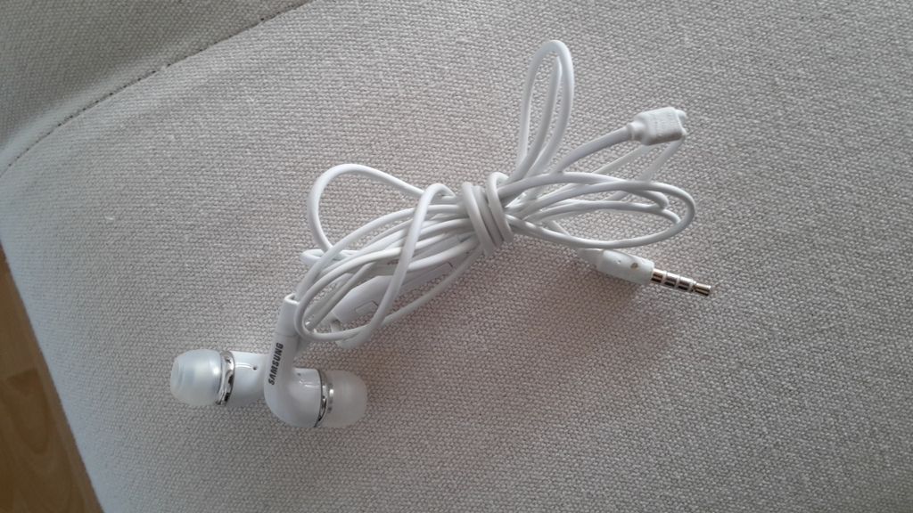 Tangle Proof Earbud Tie : 6 Steps (with Pictures) - Instructables