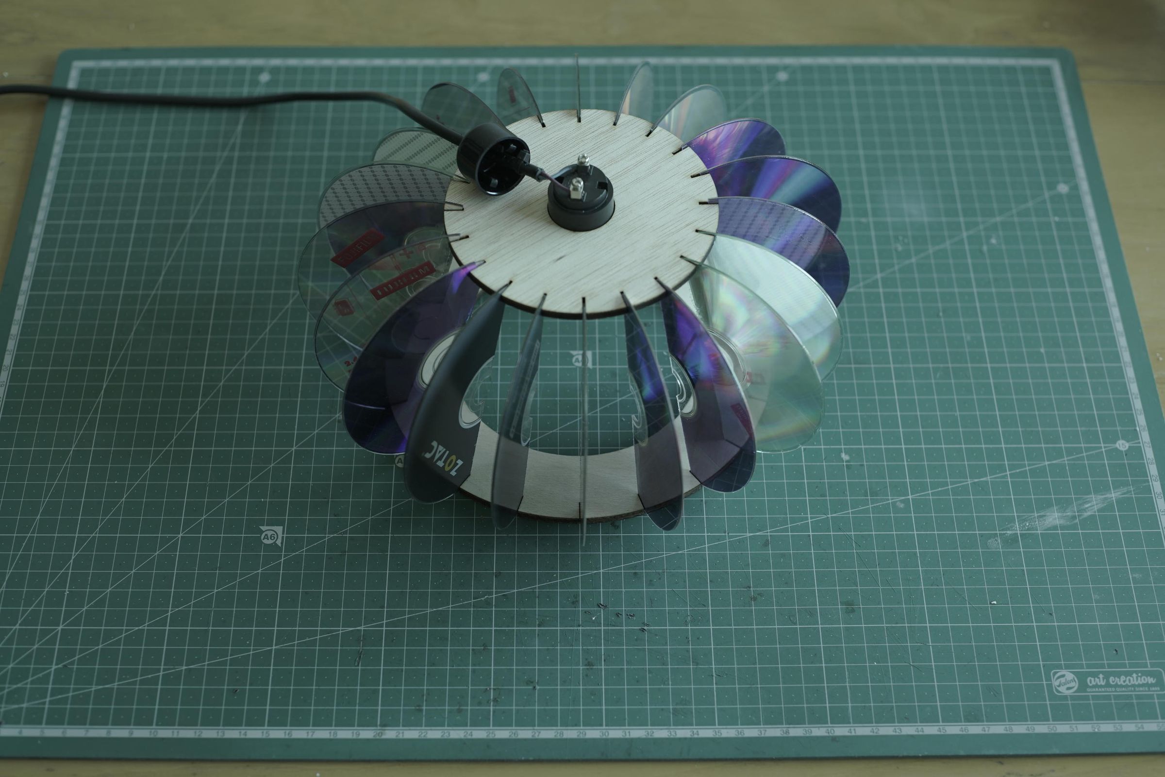 CD-Lamp : 8 Steps - Instructables