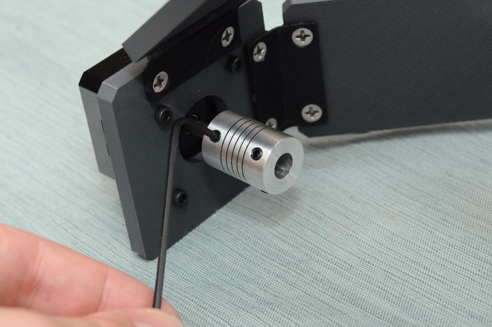 Low-Cost Linear Actuator Based on the Sarrus Linkage : 11 Steps (with ...