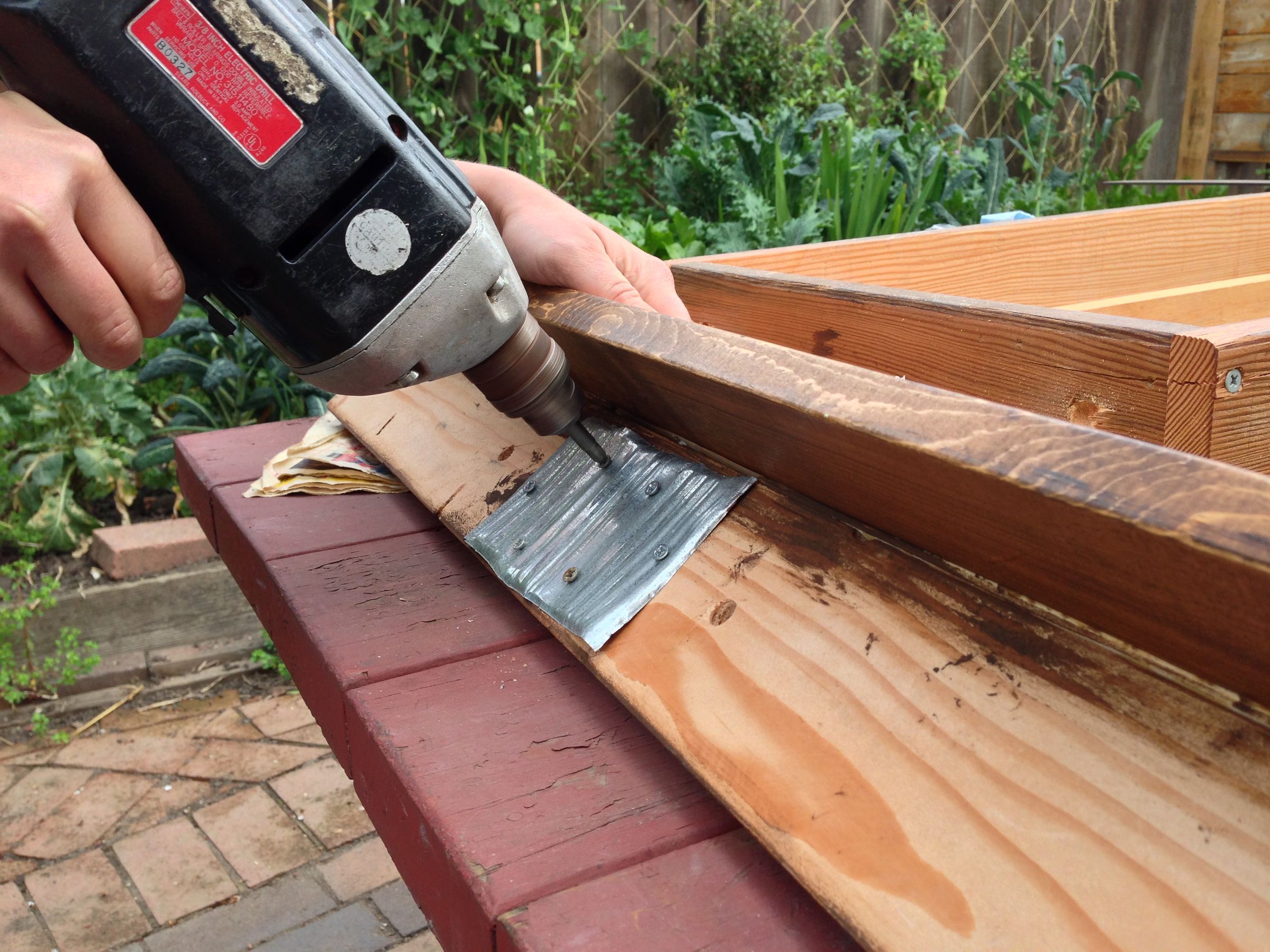 Reclaimed Wood Flat-Pack Picnic Table With Planter/Ice Trough : 11 ...