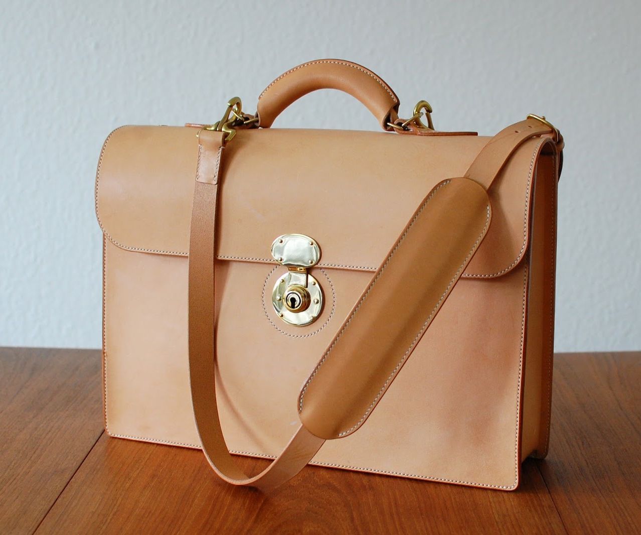 Briefcase With a 3 Piece Gusset : 6 Steps (with Pictures) - Instructables