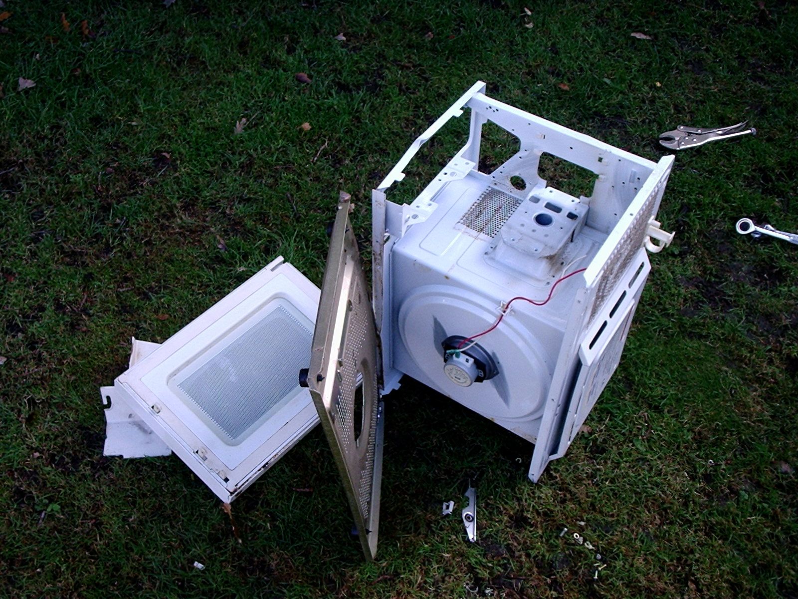 How to Take Apart a Microwave : 18 Steps - Instructables