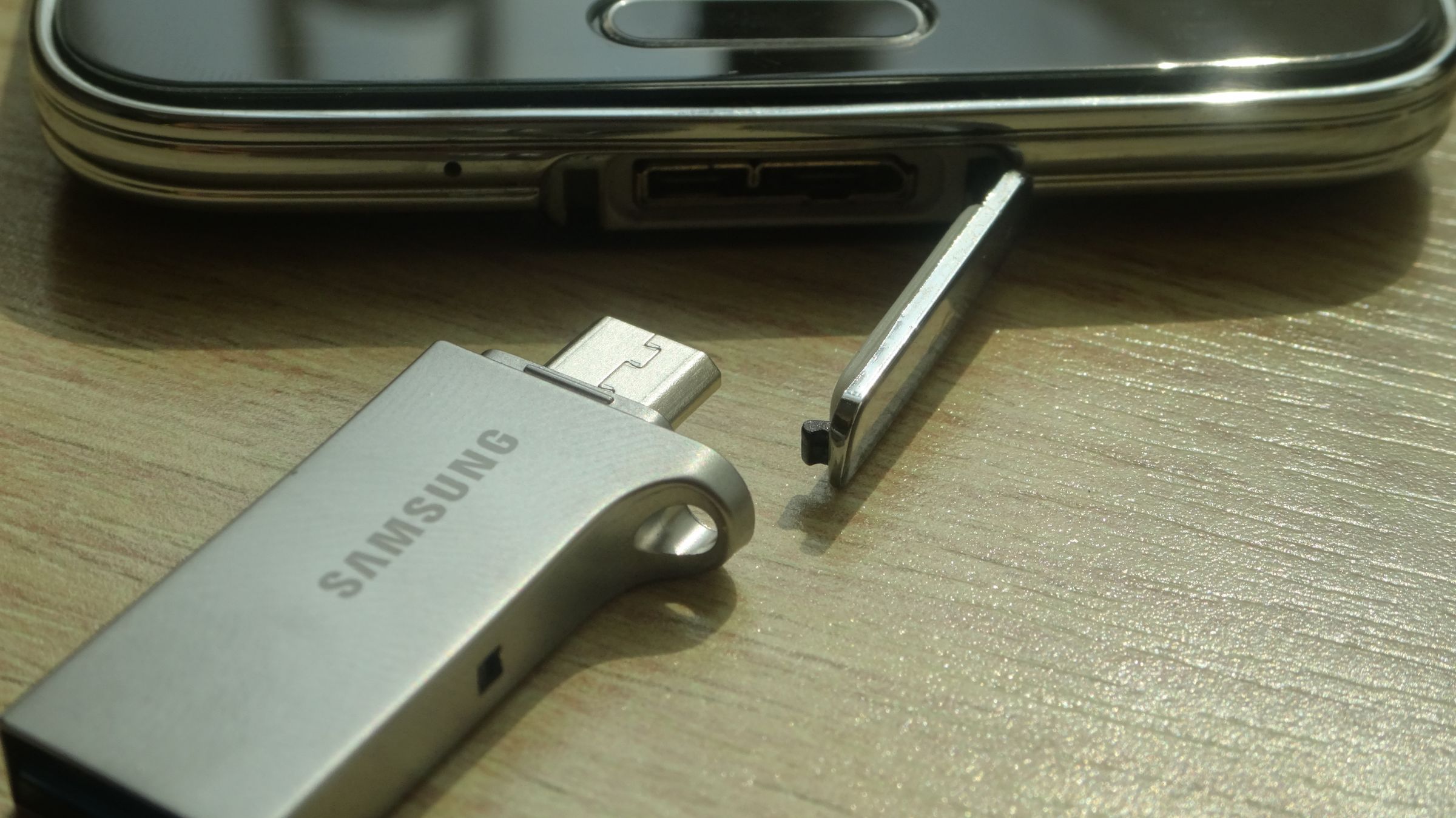 Making the Samsung USB Flash Drive Duo Fit in a Samsung Galaxy S5 : 5 ...