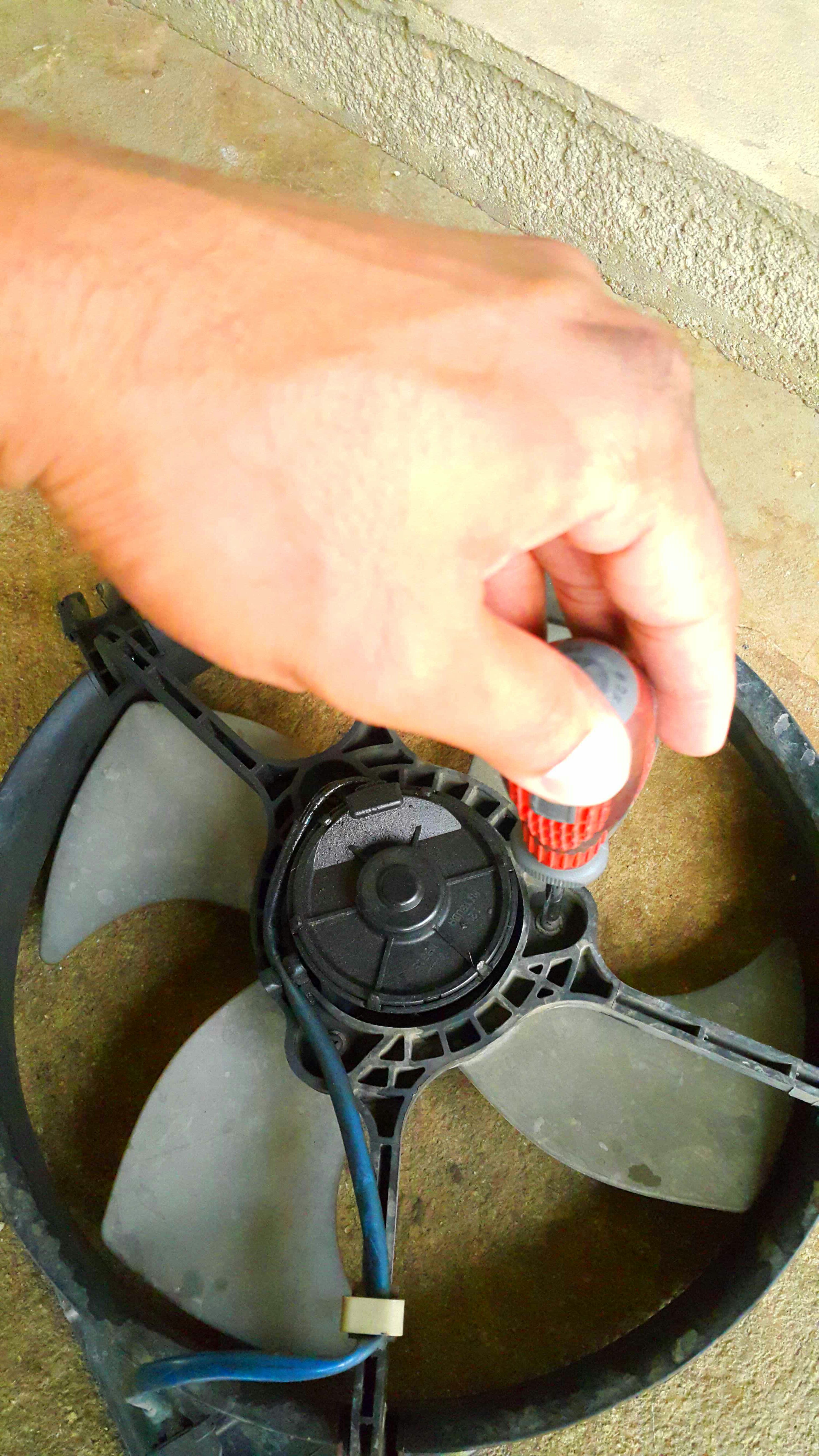 Replacing a Radiator Fan Motor! : 8 Steps (with Pictures) - Instructables