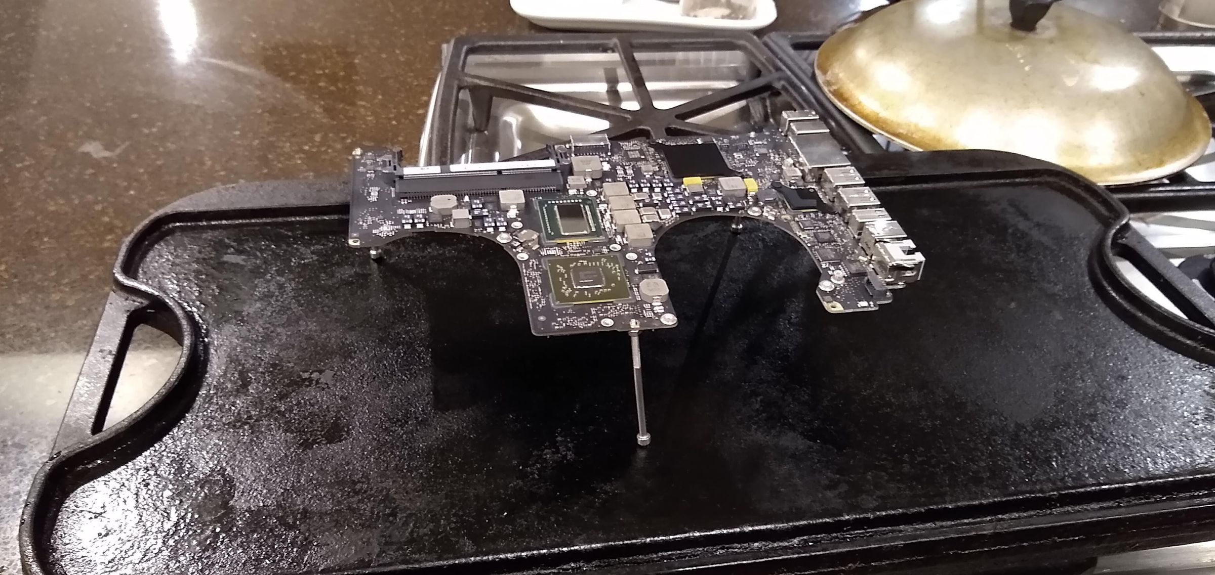 How to Repair the Macbook Pro Logic Board at Home : 4 Steps - Instructables