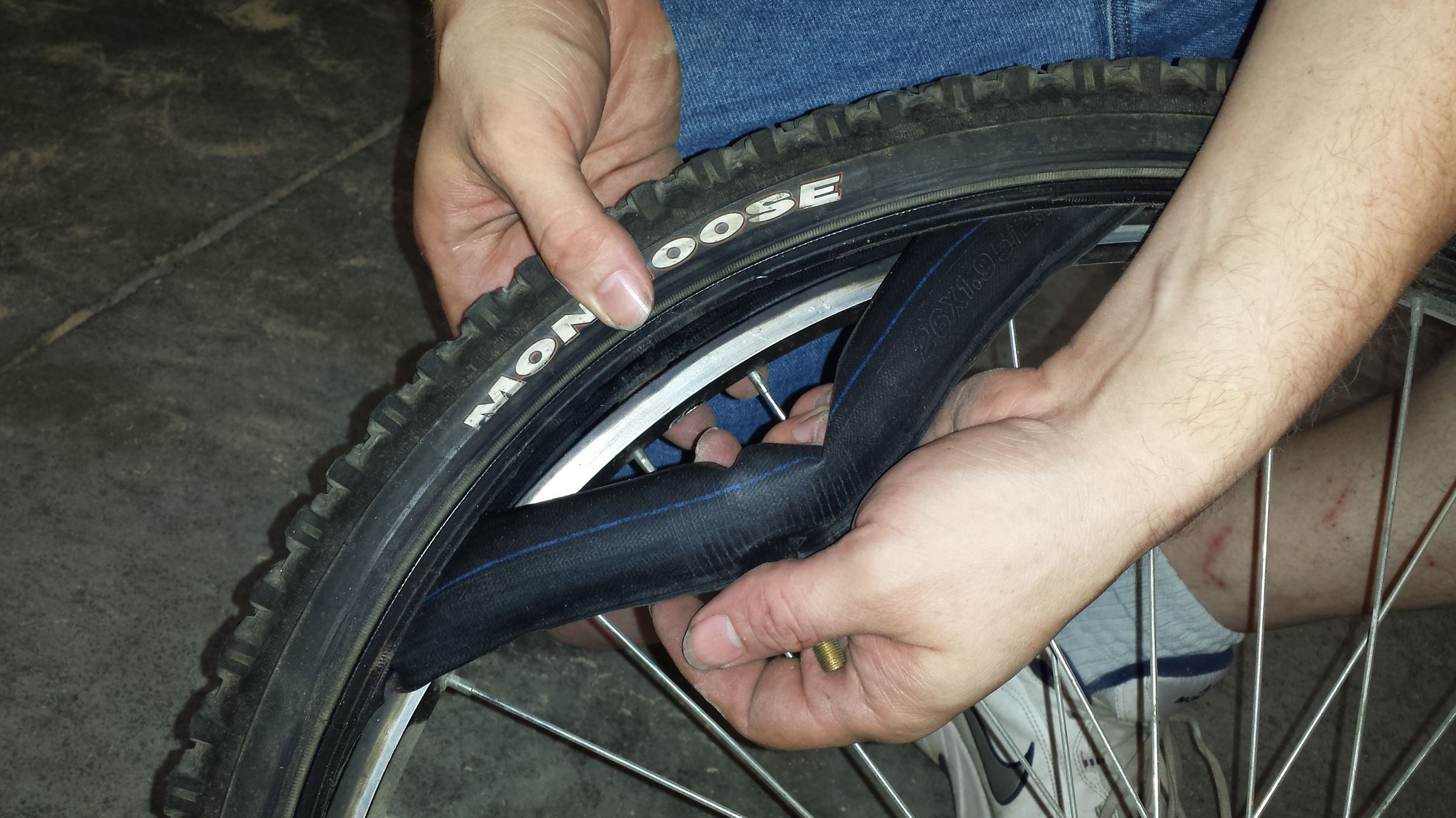 Change a Mountain Bike Tube Without Tools : 6 Steps (with Pictures ...
