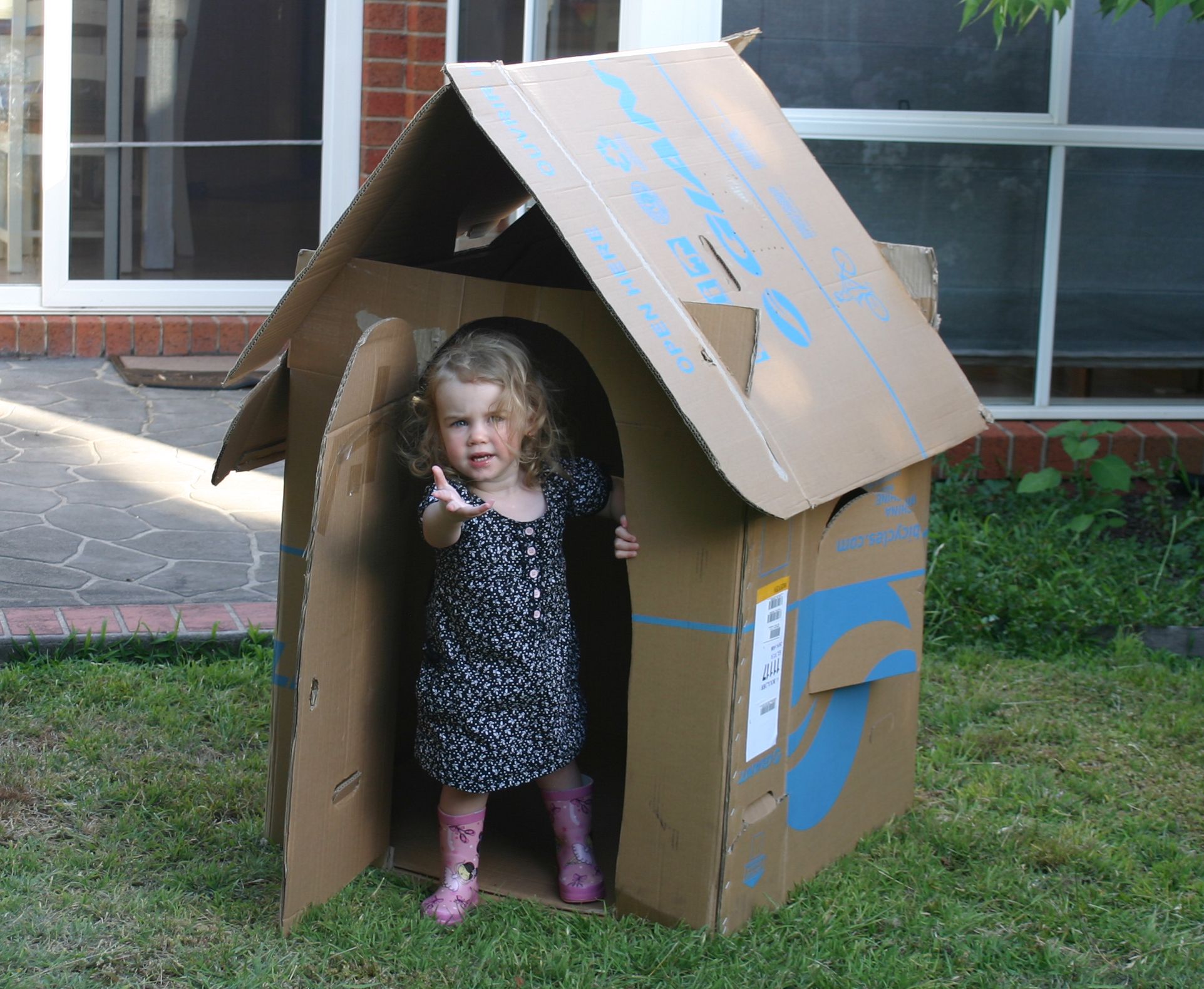 Free Childrens Cardboard Box Playhouse (Flat-packable) : 10 Steps (with ...