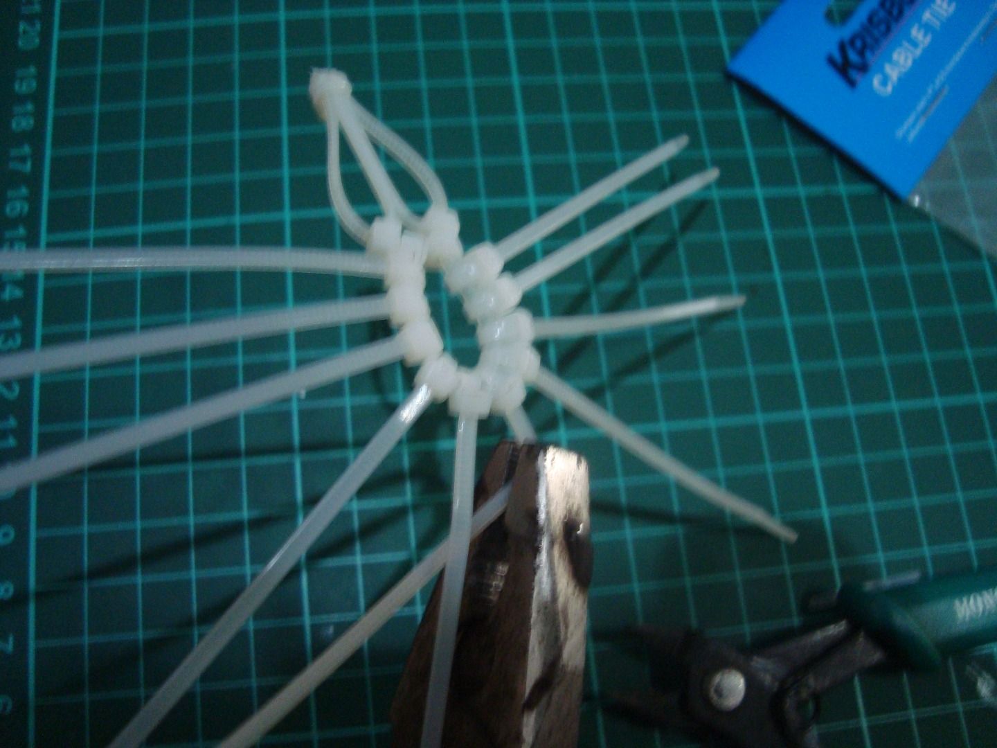 Spider Made From Cable Ties for Props Decor Halloween : 4 Steps (with ...