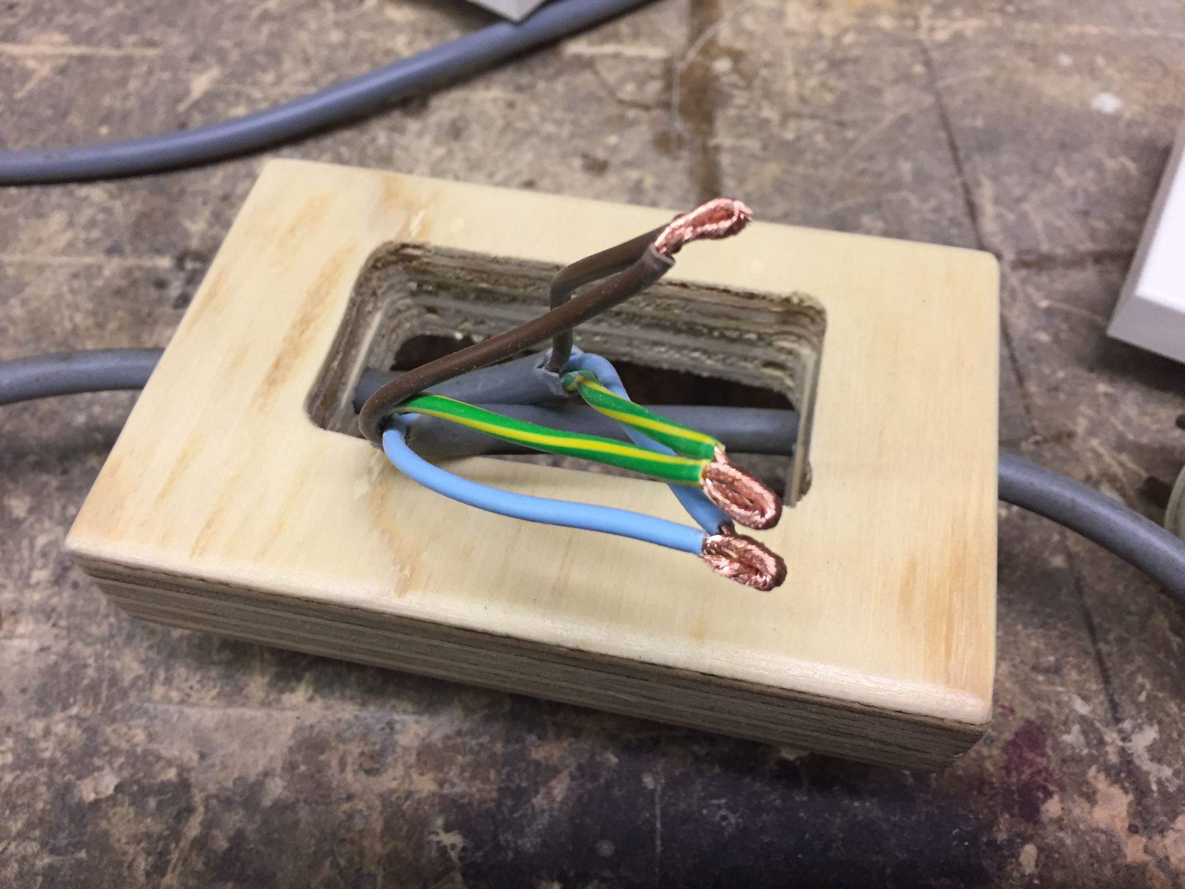 Handy Spaced Powerboard for Work Space : 5 Steps (with Pictures ...