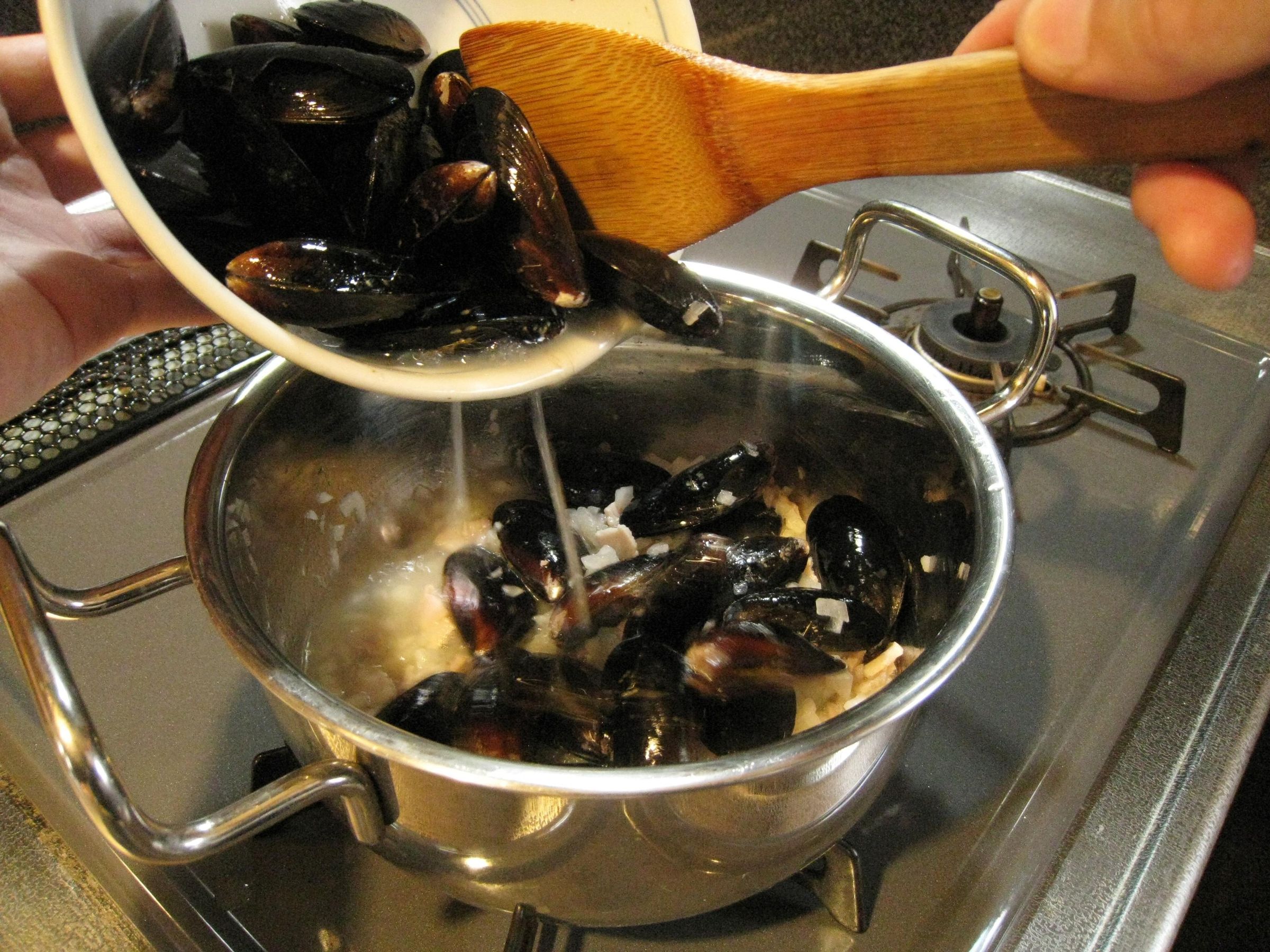 A Spoon & Soup by Making From Mussel : 4 Steps - Instructables