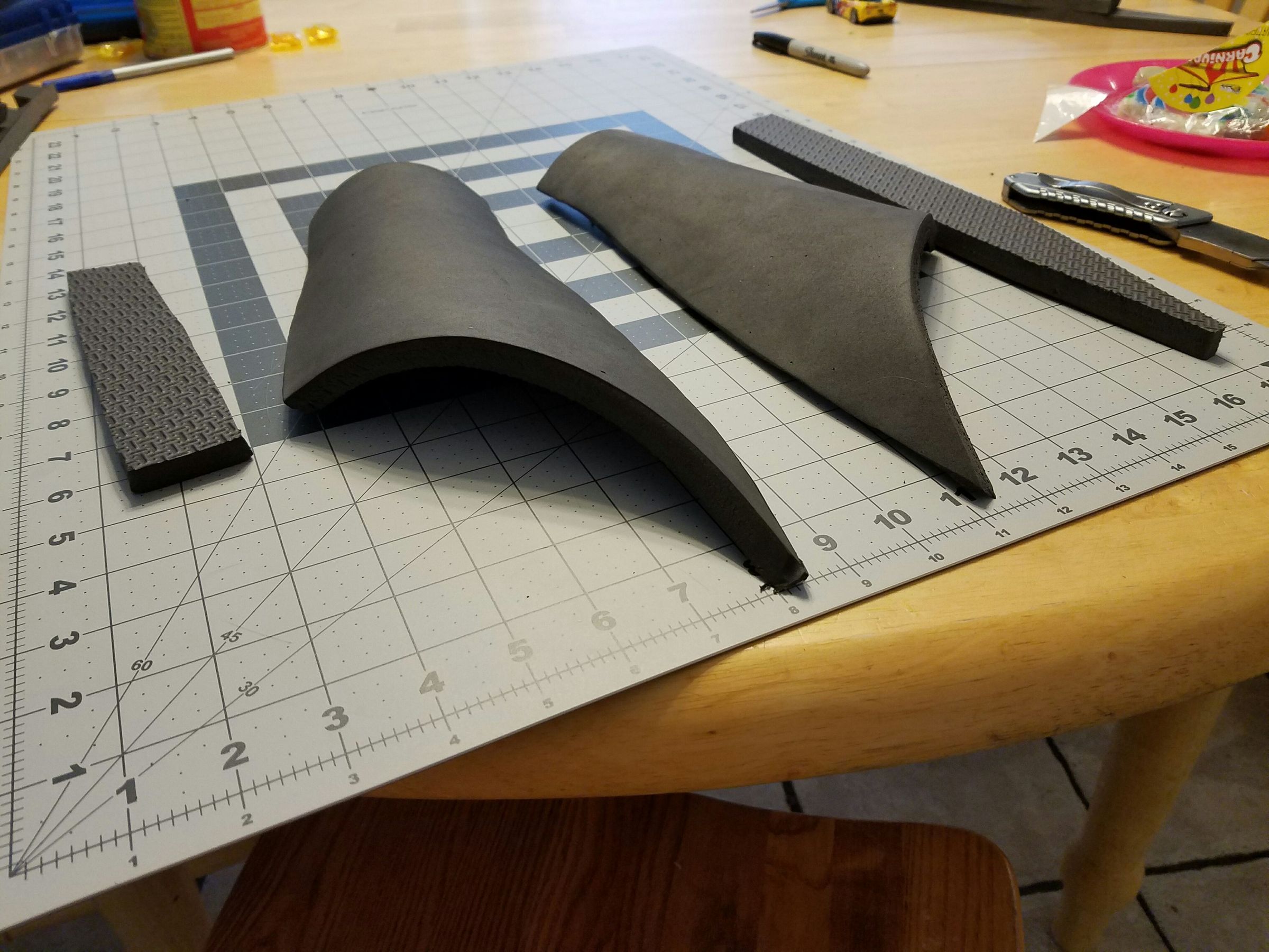 Batman Gauntlets : 7 Steps (with Pictures) - Instructables
