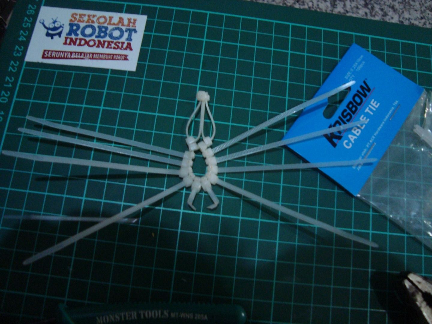 Spider Made From Cable Ties for Props Decor Halloween : 4 Steps (with ...