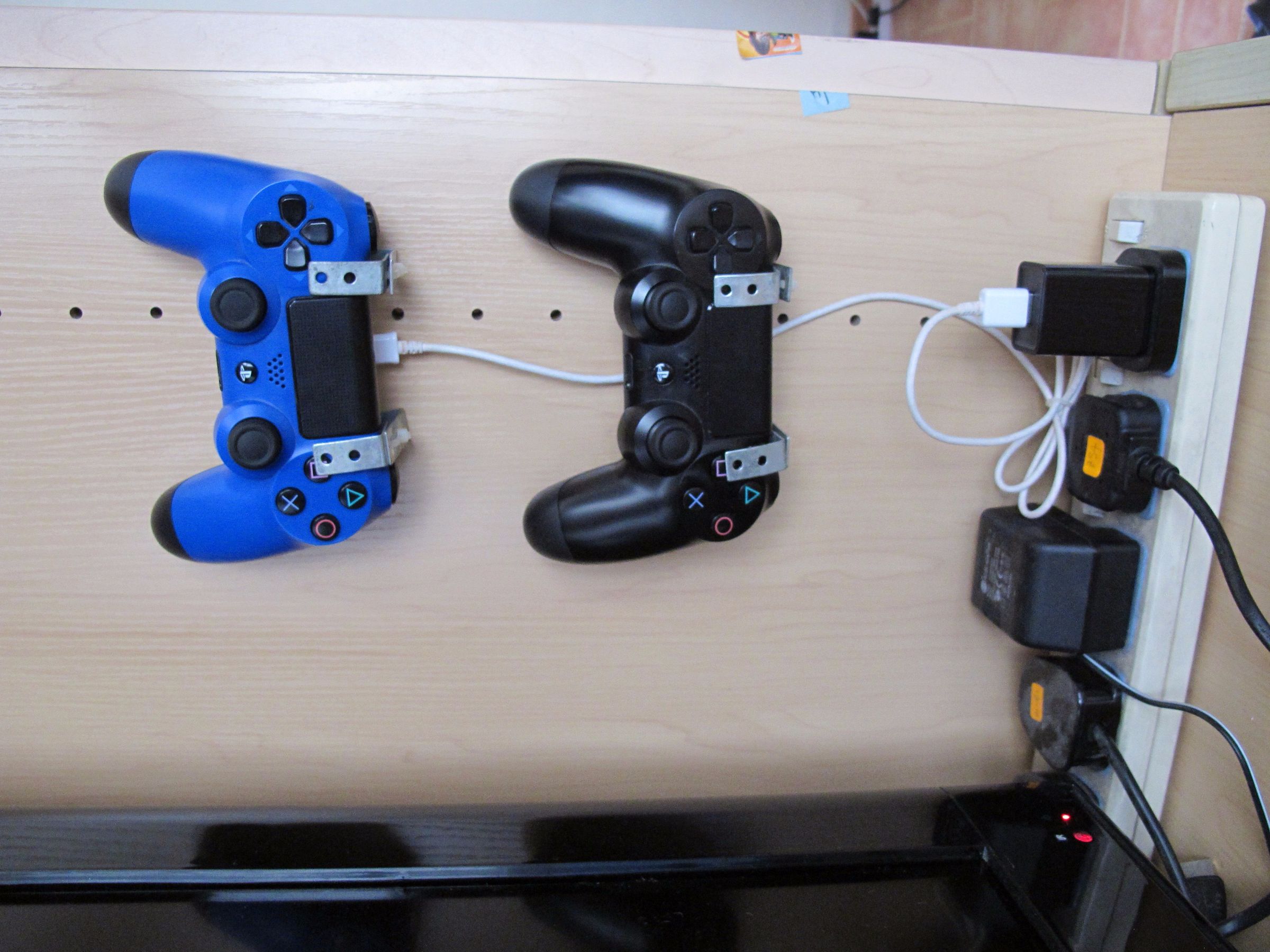 Simple PS4 Controller Dock (with Pictures) - Instructables