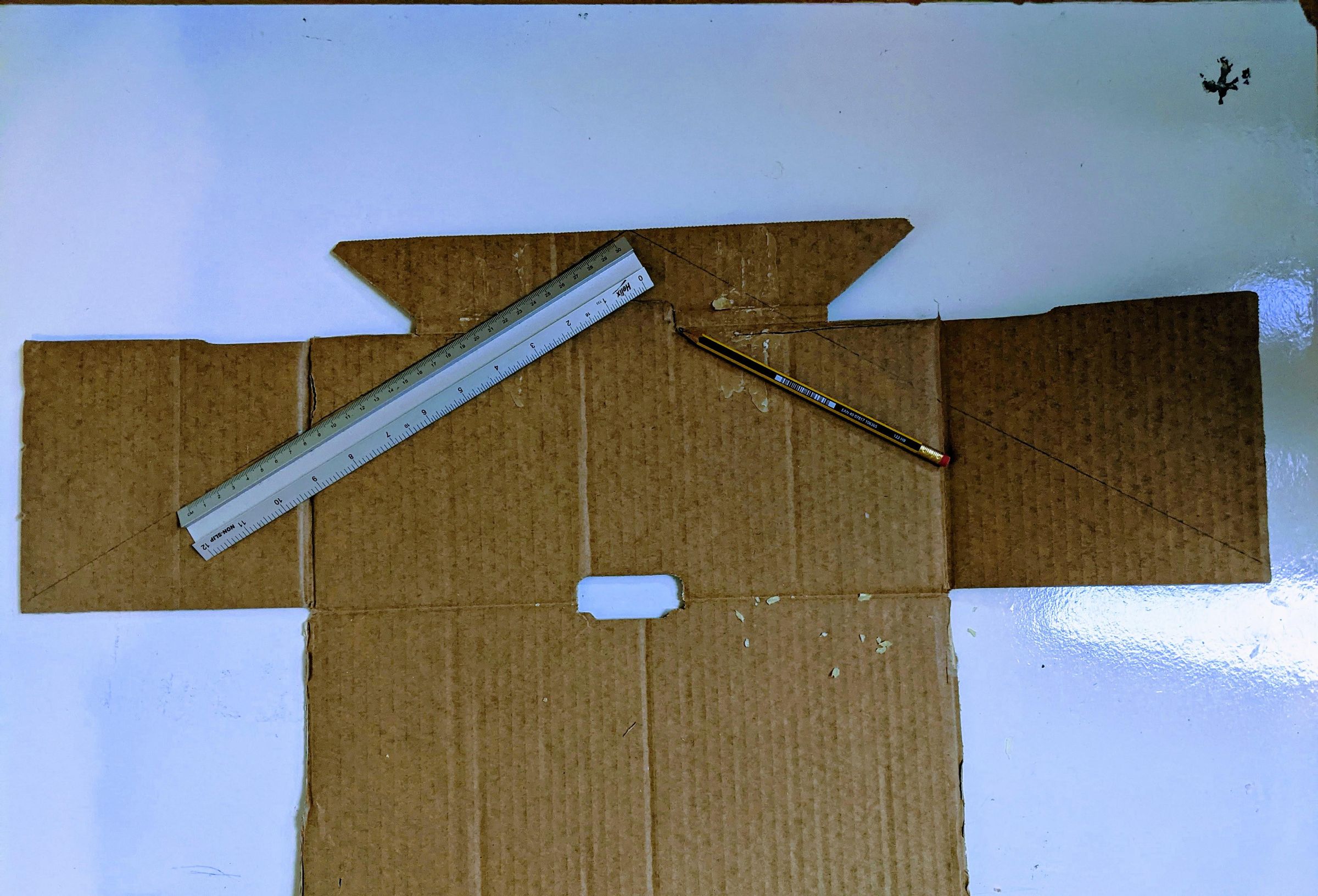 5 Minute Giant Cardboard Arrow (from a Fruit Box) : 4 Steps - Instructables