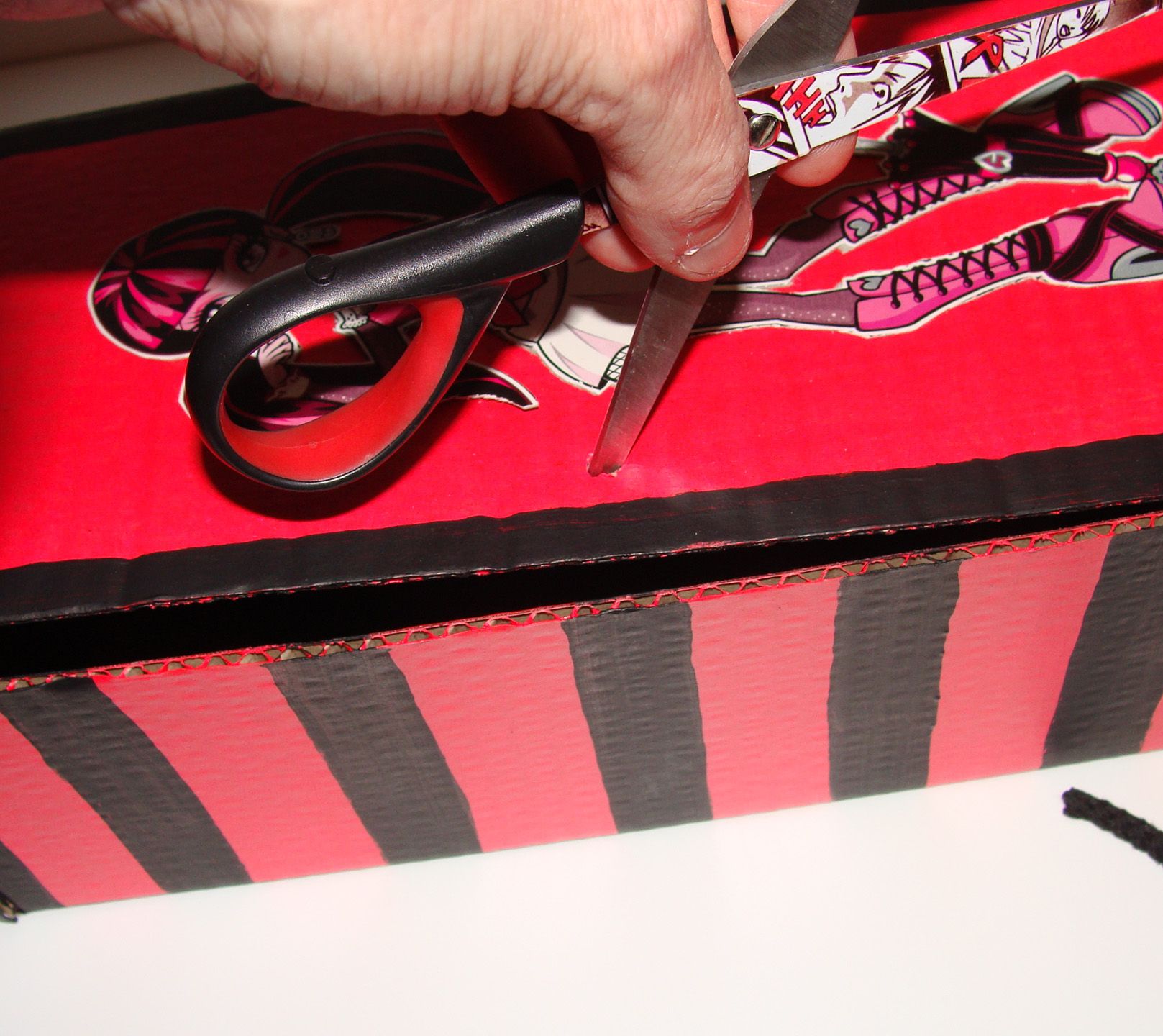 Vampire Doll Coffin From Cardboard : 8 Steps - Instructables