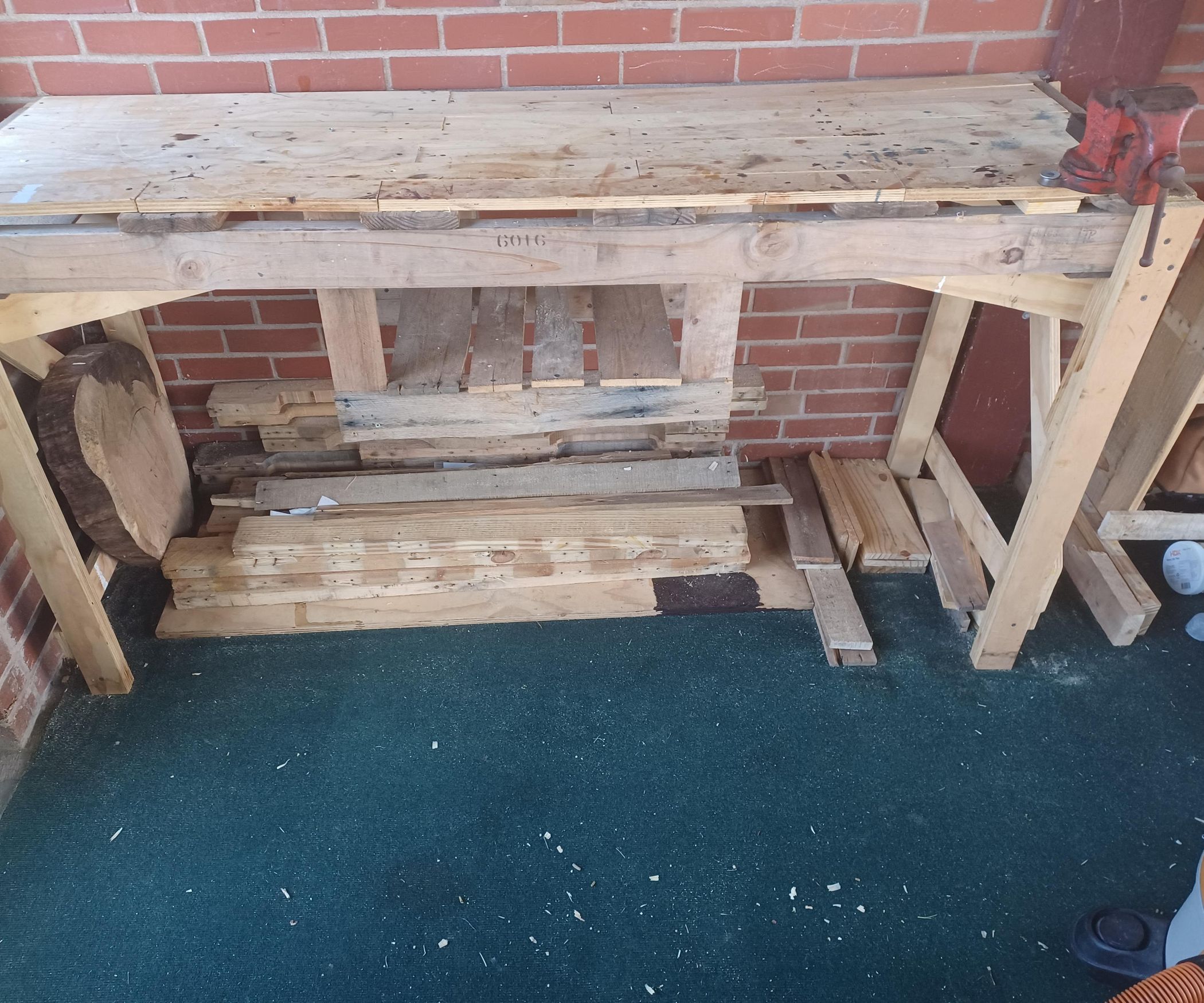DIY Workbench From Scraps and Pallets : 7 Steps - Instructables