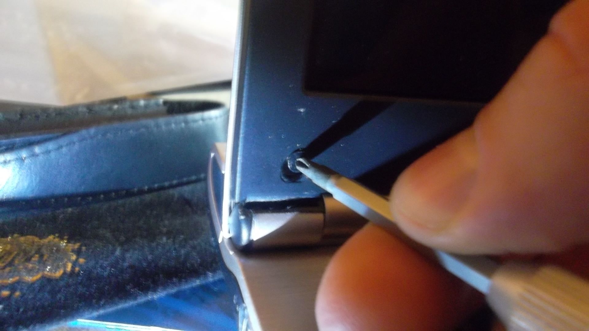Repair Broken Hinges/case of Asus U46E-BAL5 Laptop : 8 Steps ...