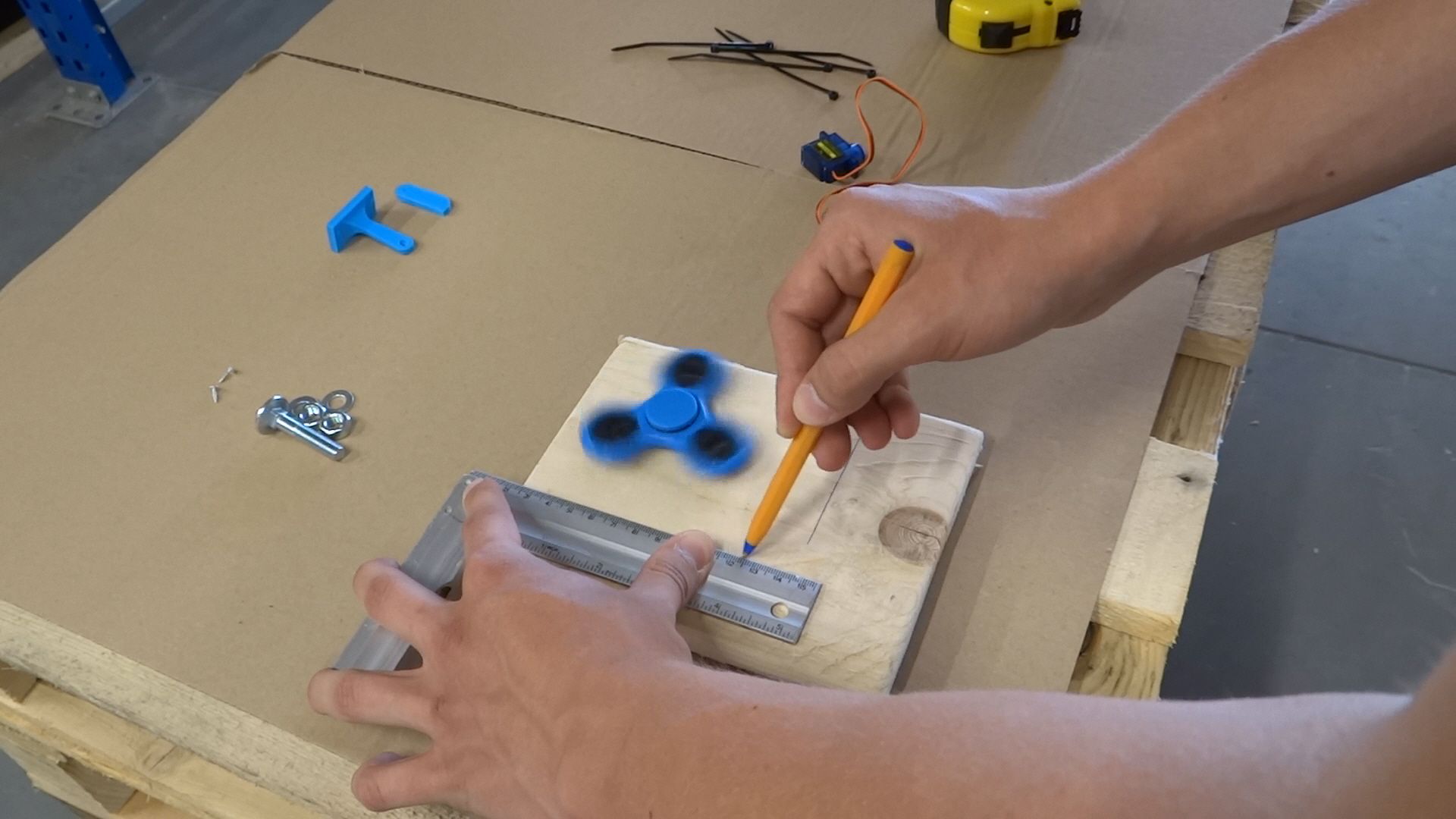 Fidget Spinning Robot : 7 Steps (with Pictures) - Instructables