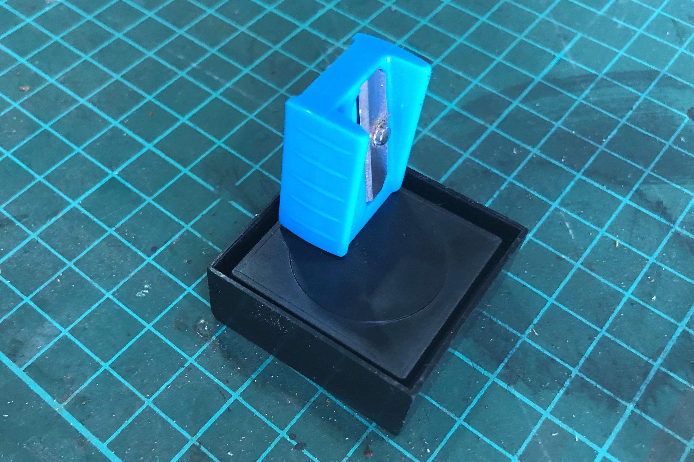 DIY No-Mess Pencil Sharpener : 3 Steps - Instructables