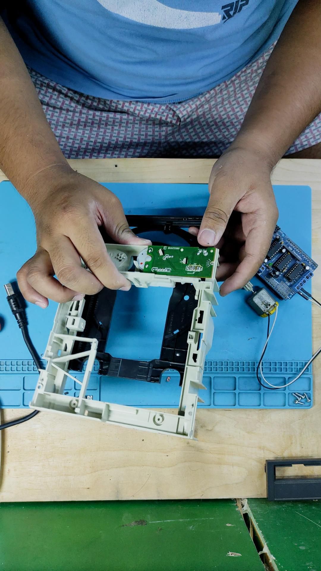Homebrew PCB Shaker for Etching Using an Old DVD Rom! : 8 Steps (with ...