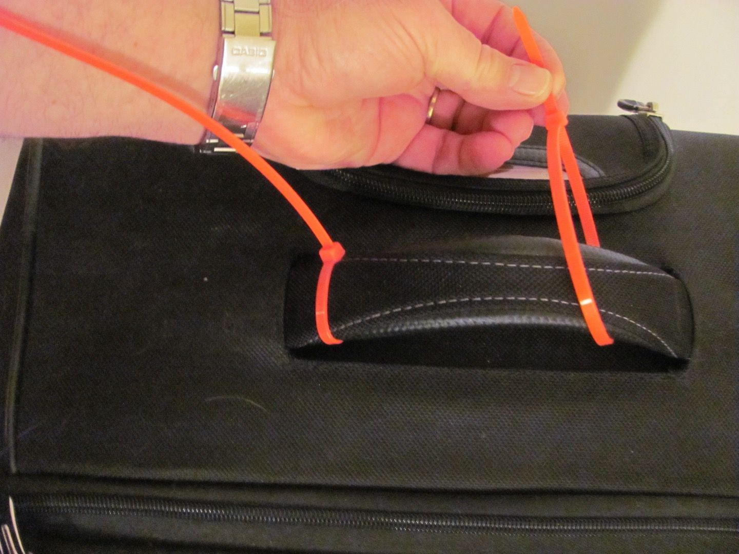 Use Zip Ties to Identify Luggage : 5 Steps - Instructables
