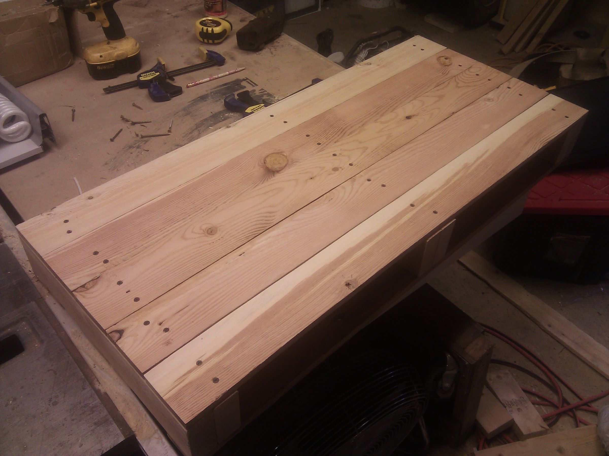 Modern Reclaimed Wood Coffee Table (Pallet/Skid Table) - Instructables