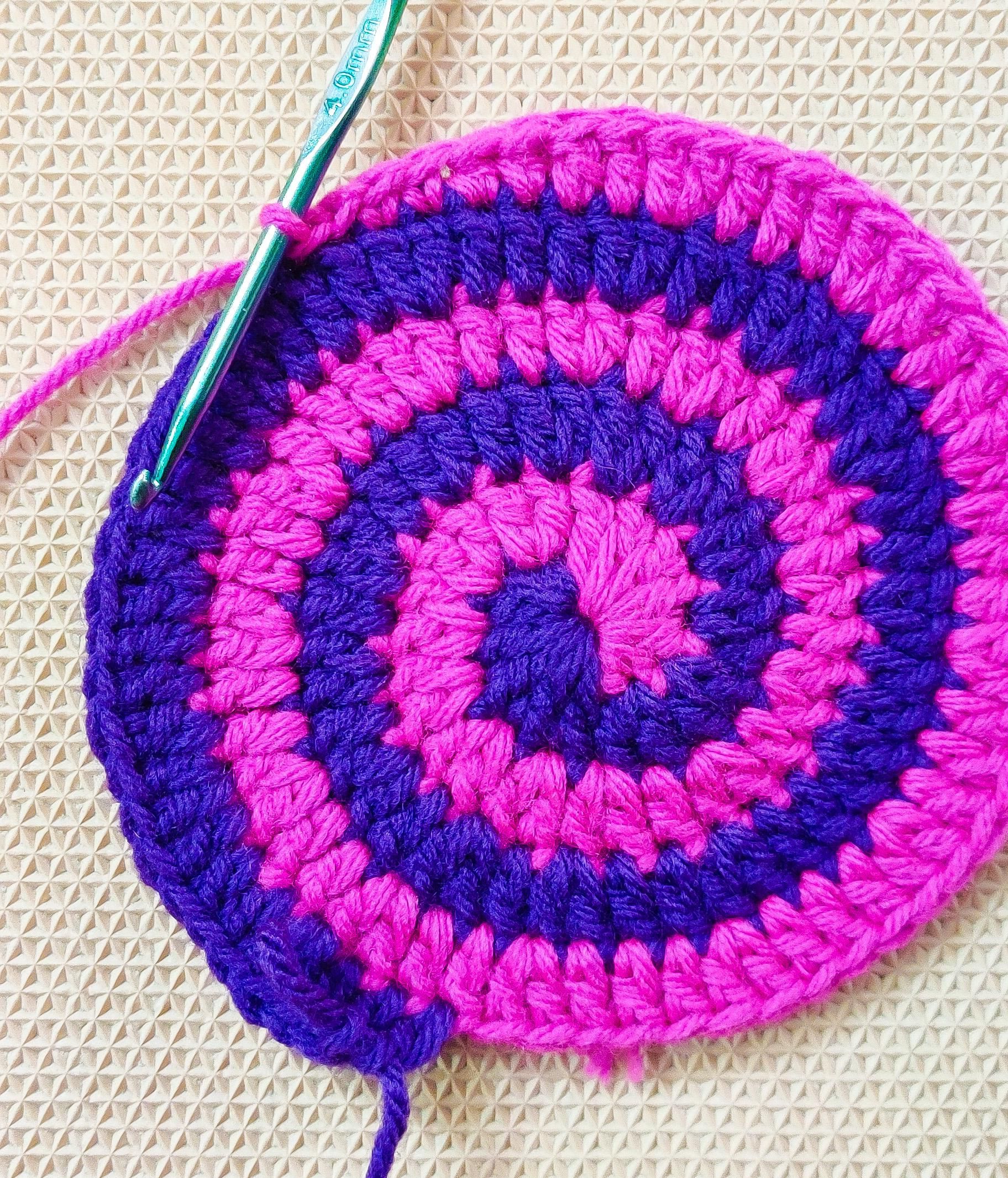 How to Make a Solid Two Color Spiral Crochet Circle : 8 Steps (with ...