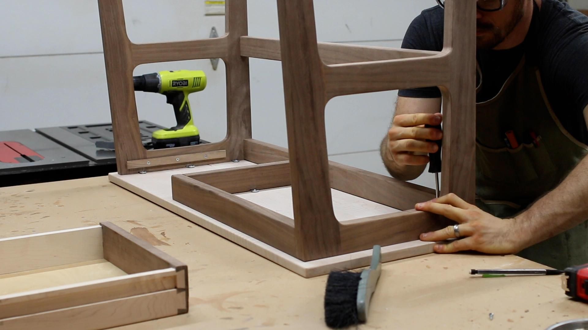 How to Install Figure 8 Table Top Fasteners : 5 Steps (with Pictures ...