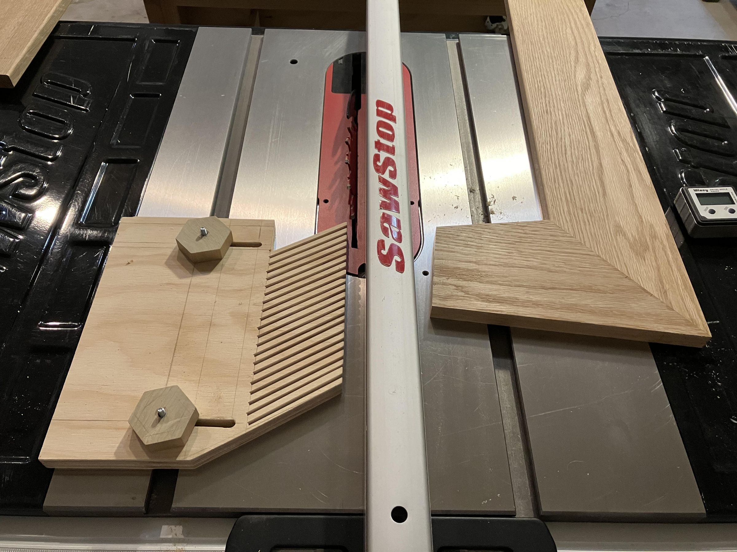 Modern Bookcase : 5 Steps (with Pictures) - Instructables