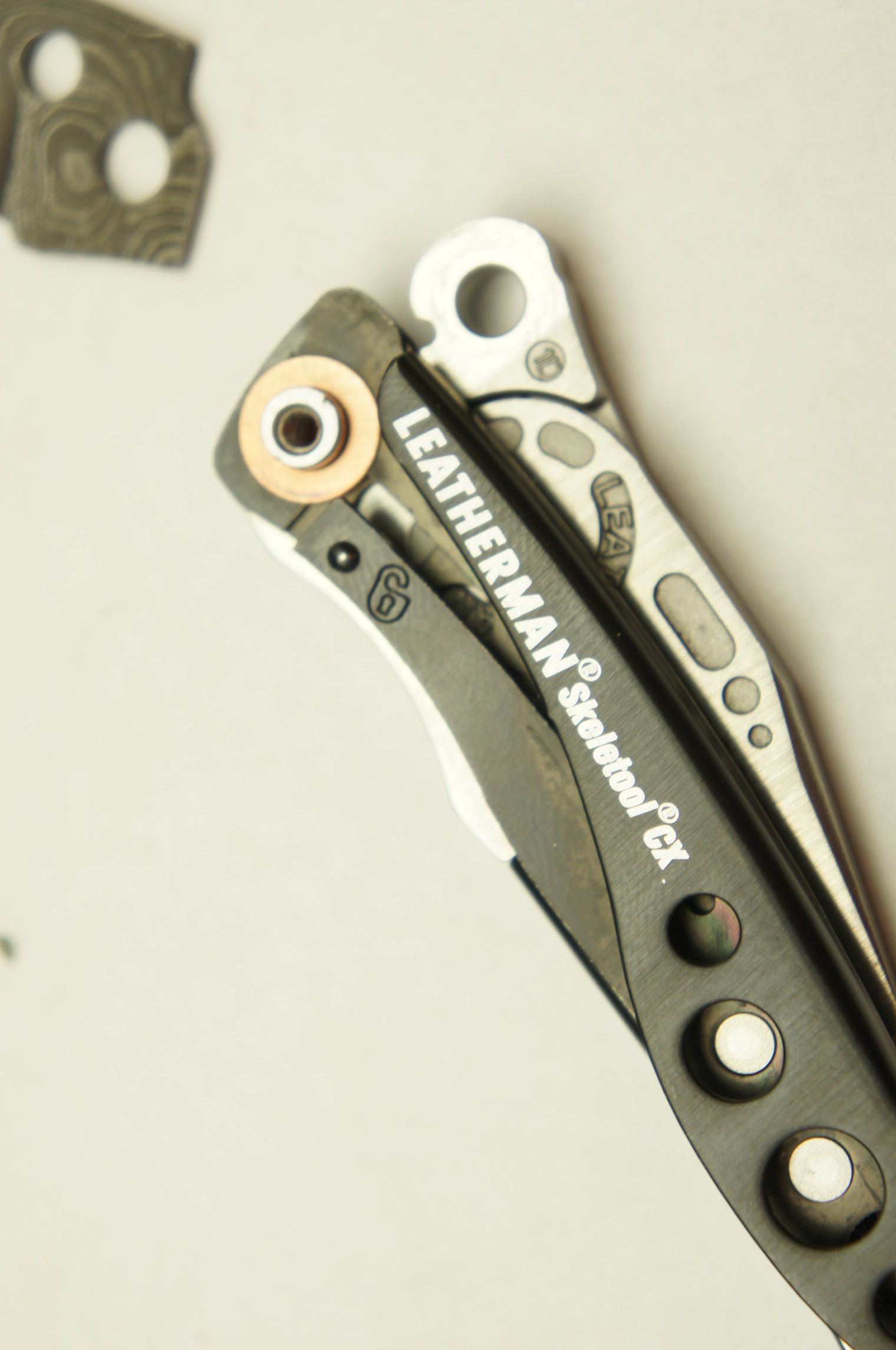 How to Take Apart and Reassemble a Leatherman Skeletool Multi-tool : 9 ...