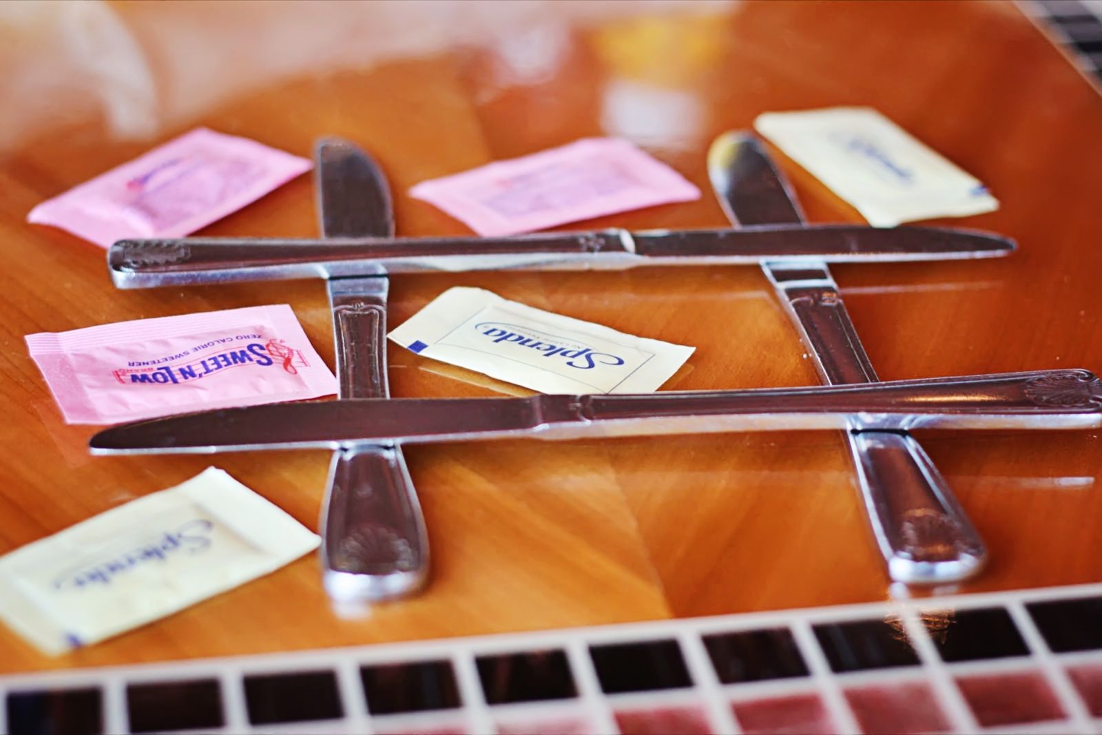 Play With Knives - Keep Kids Entertained at a Restaraunt - Instructables